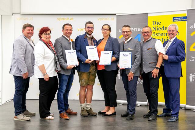 Vier Mistelbacherinnen und Mistelbach: Diplom für erfolgreichen ...