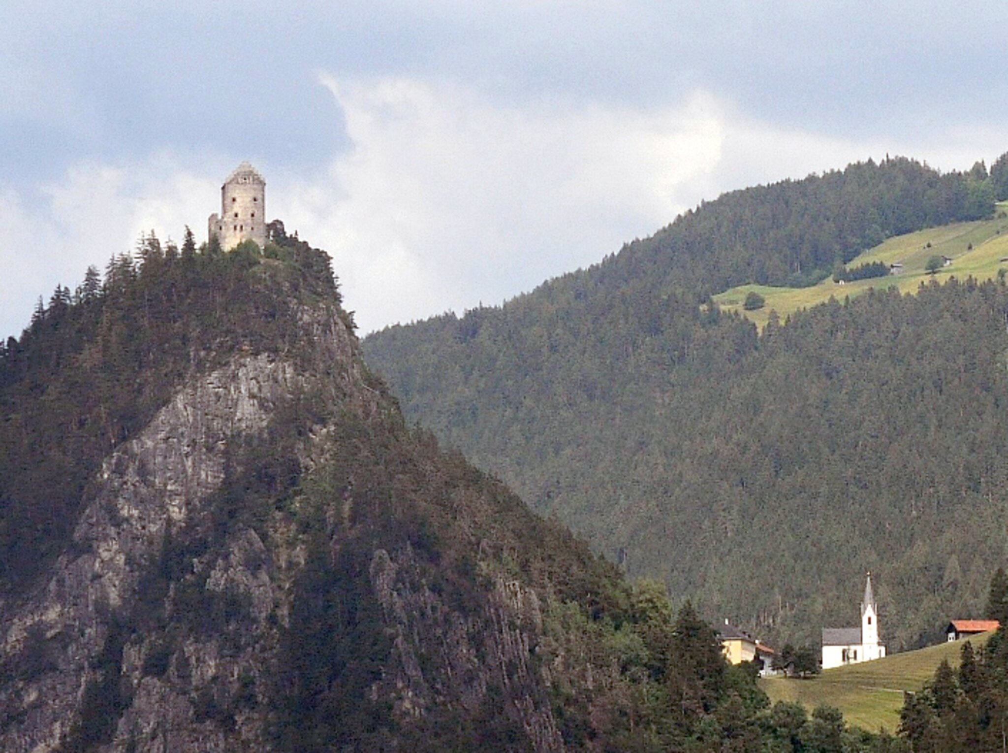 Kulturgut erhalten: Die Kronburg bei Zams wird mit 450.000 Euro ...