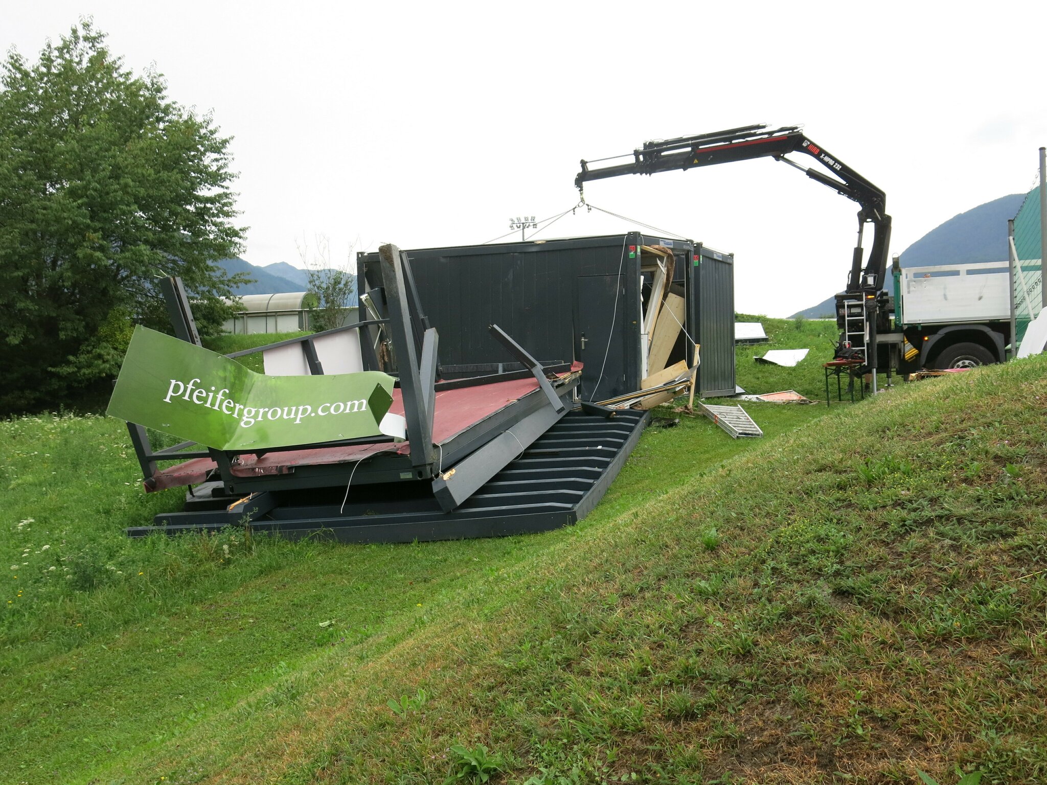 Schaden jenseits der 100.000 Euro: Sturm zerstörte Turm in Velly Arena ...