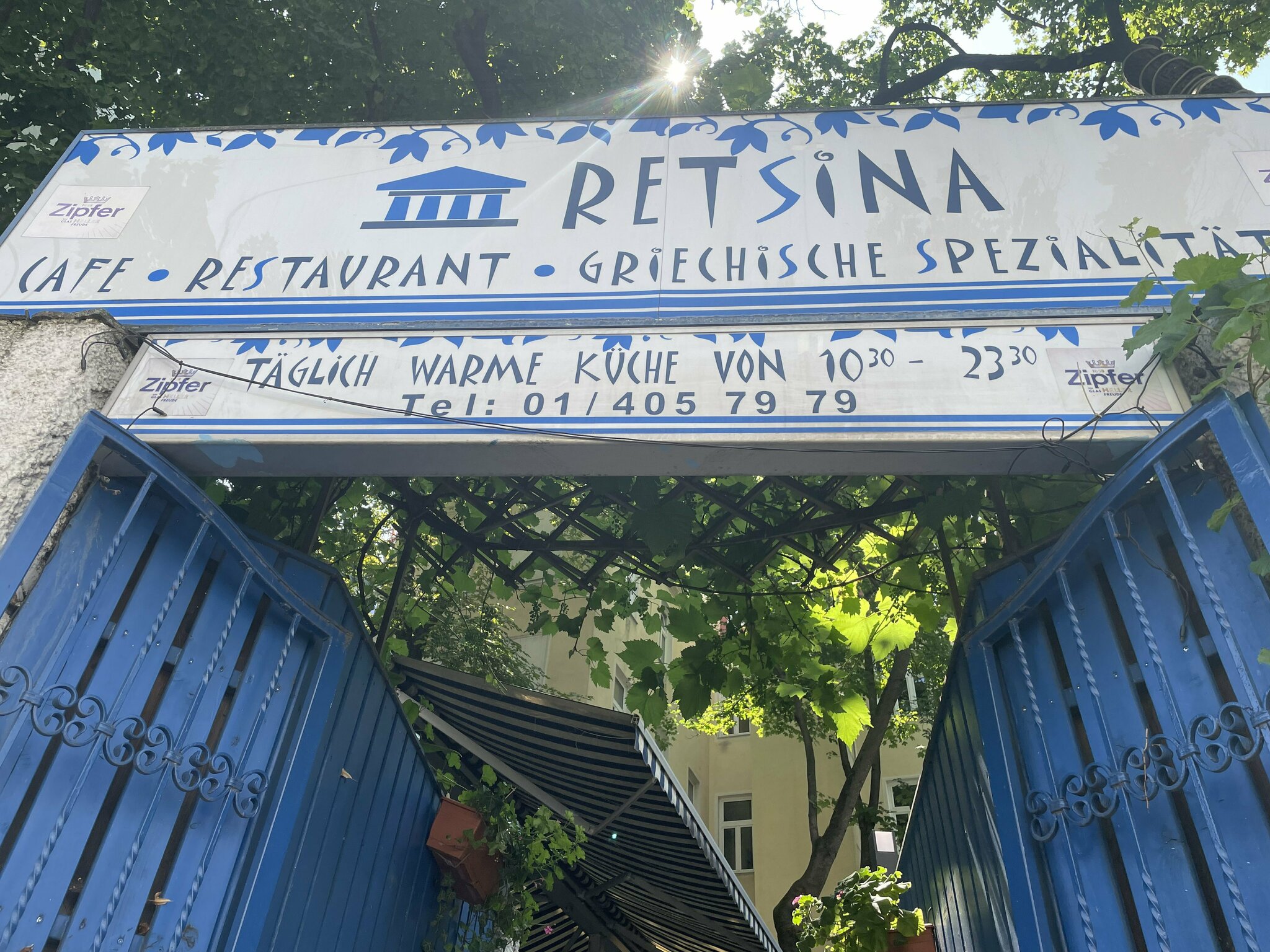 Café-Restaurant Retsina: Hier gibt's feinste griechische Köstlichkeiten ...