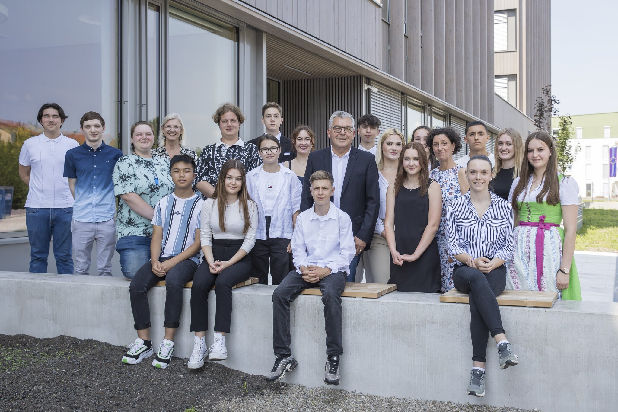 Neue Lehrlinge unterzeichnen Ausbildungsvertrag: Lehrstart beim Land Salzburg - Salzburg-Stadt