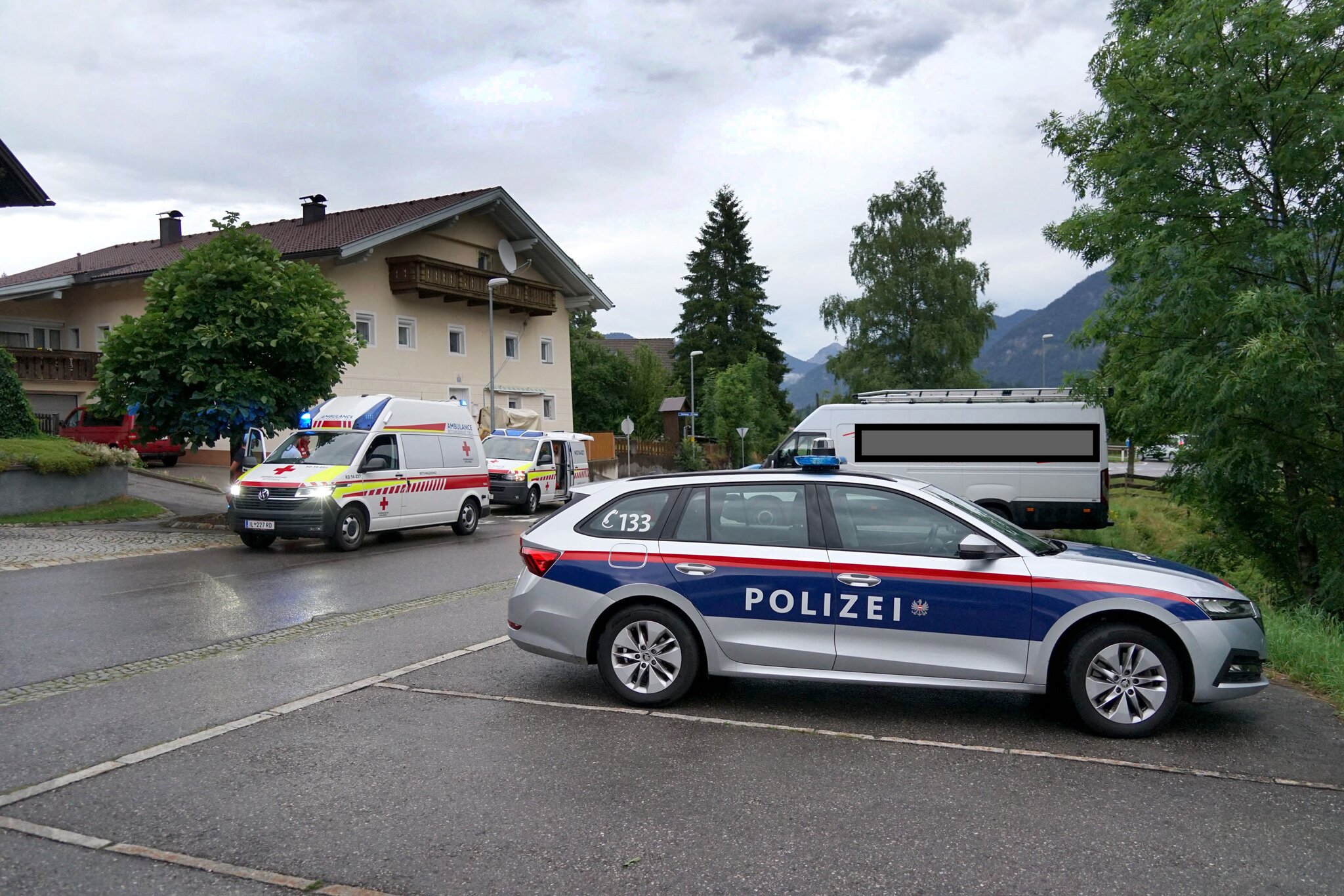 Höfen: Auto machte sich selbständig und prallte gegen einen Baum - Reutte