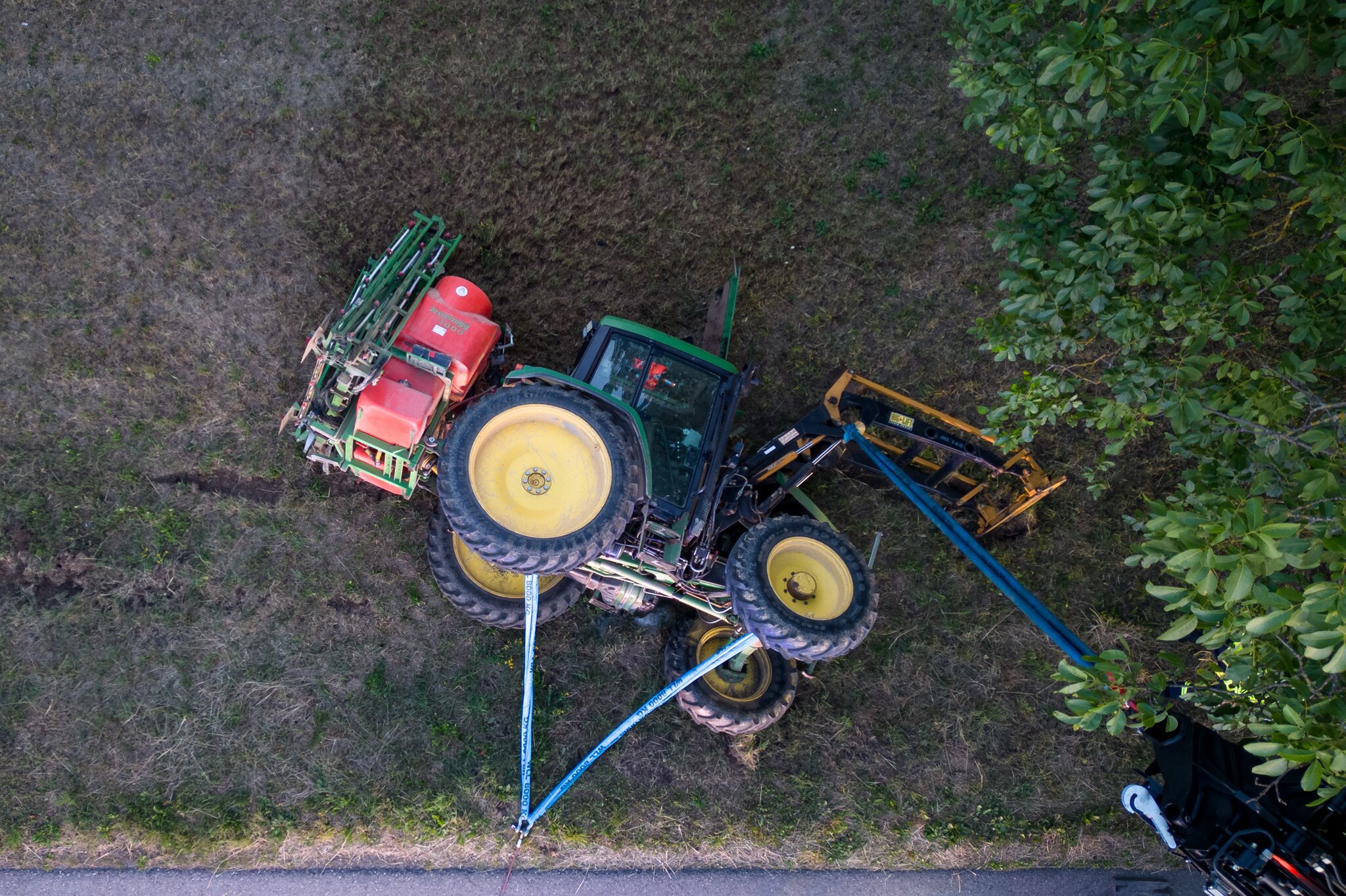 Traktor kippte mit Feldspitze um: Fahrer verletzt, Erdreich abgegraben - Enns
