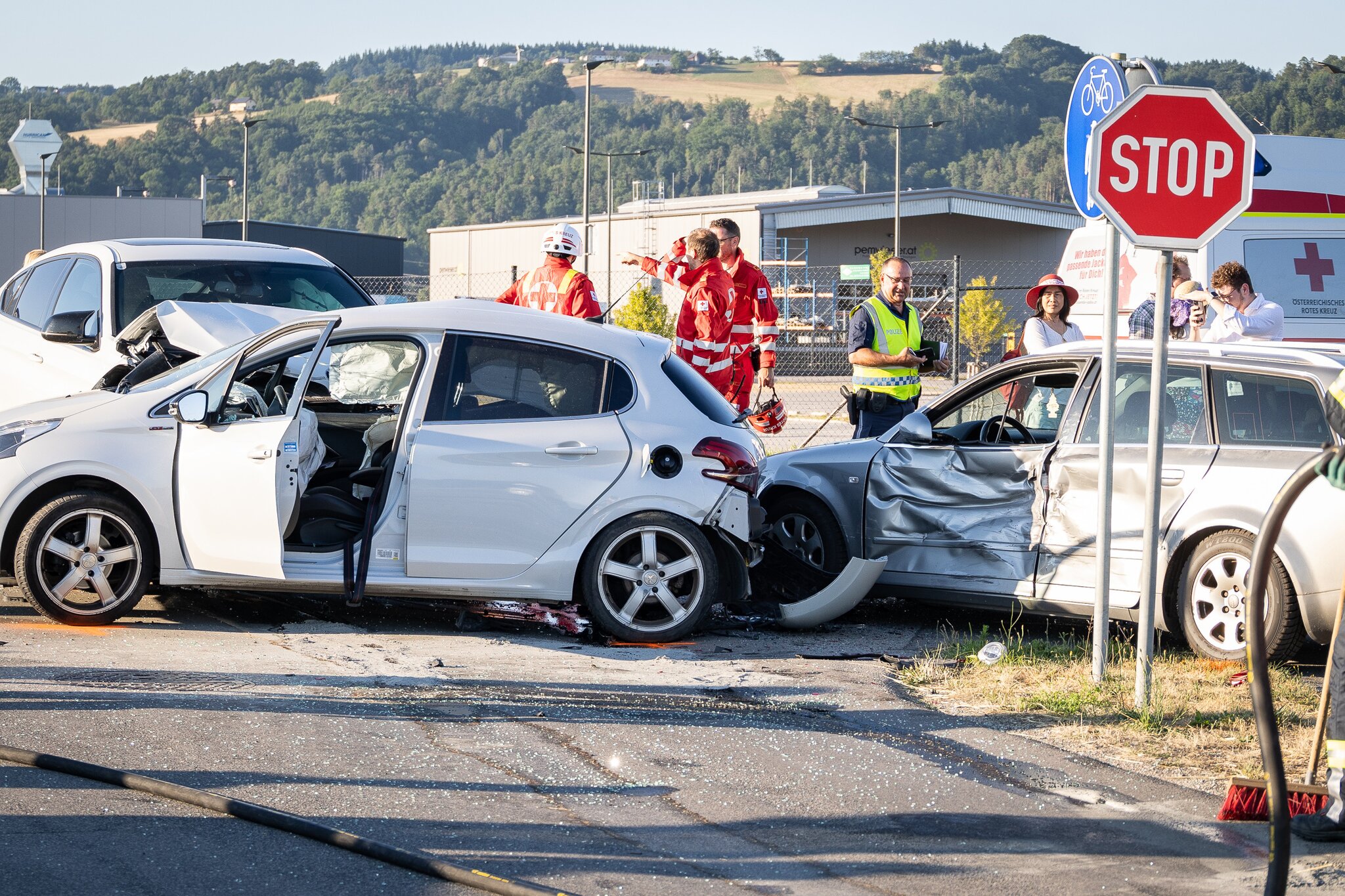 Drei Autos verwickelt: Zwei Verletzte bei Unfall auf Kreuzung in Feldkirchen - Urfahr-Umgebung