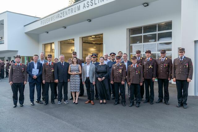 Große Eröffnungsfeier: Asslinger Feuerwehrhaus der Bestimmung übergeben ...