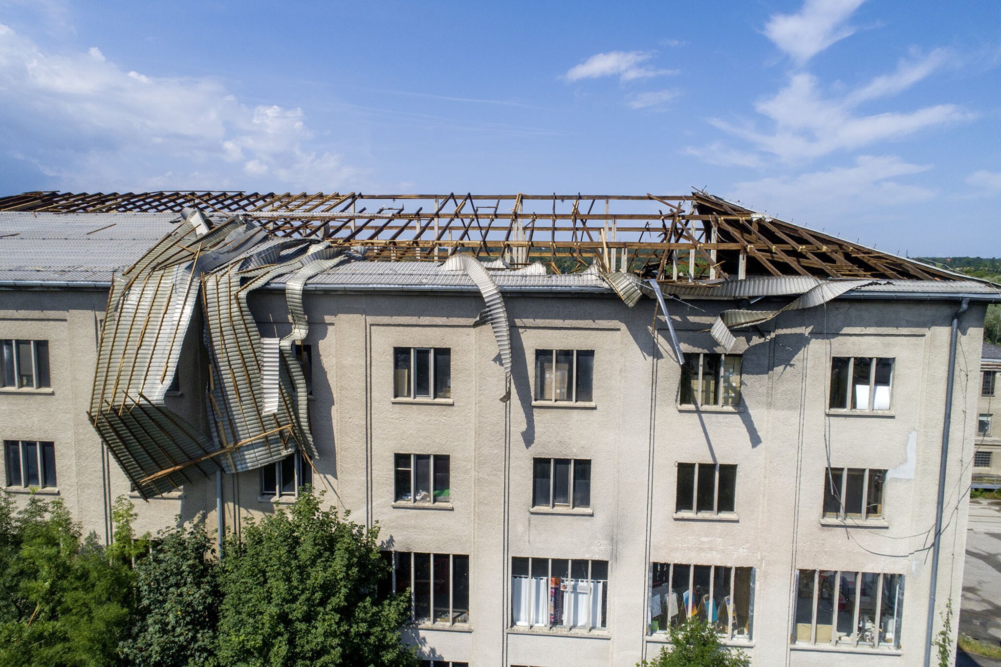 Sturm und Gewitter in Mattighofen: Dach von Lederfabrik Vogl gerissen - Braunau