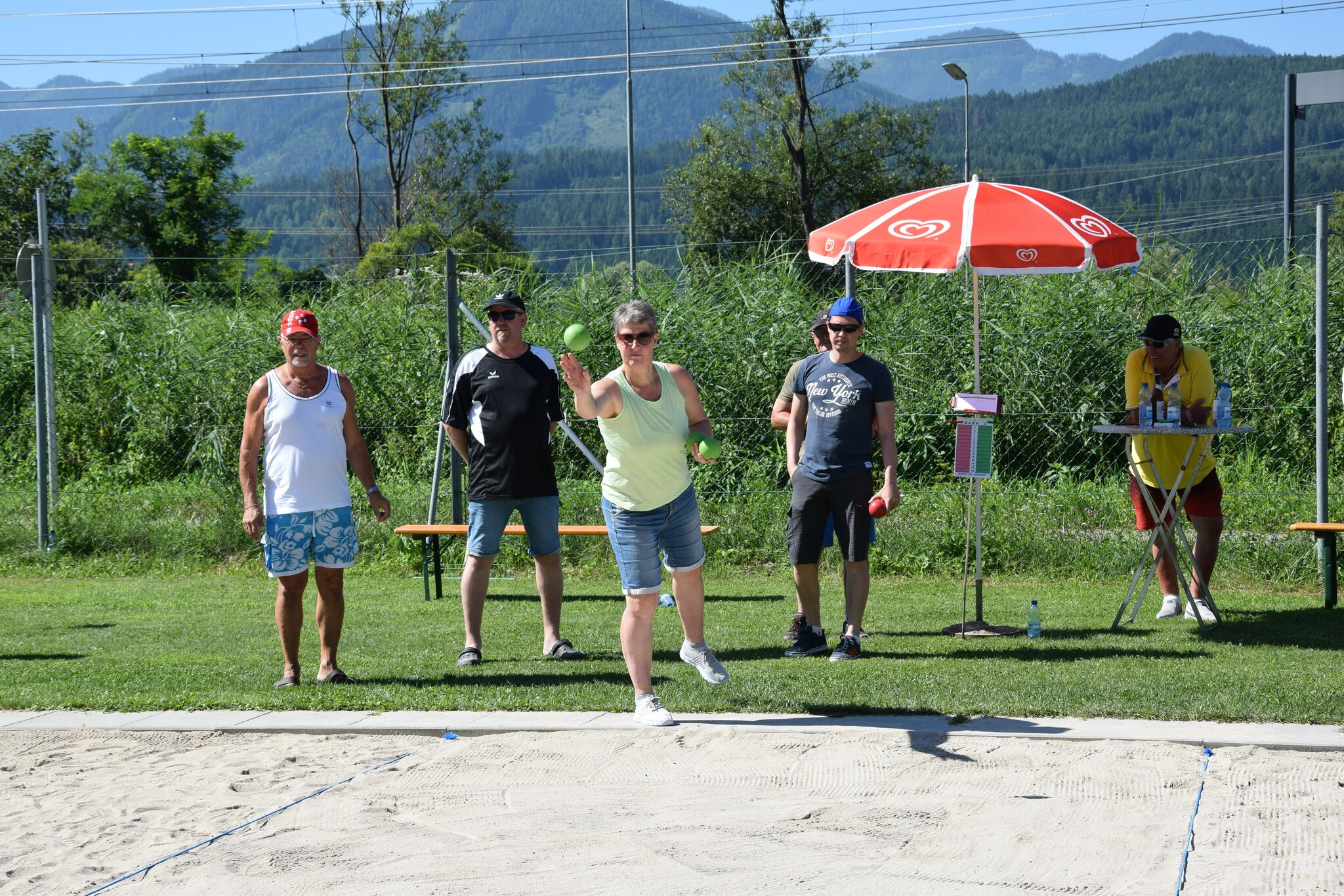 Boccia-Turnier in Ferndorf: Von fliegenden Kugeln und schwitzenden ...