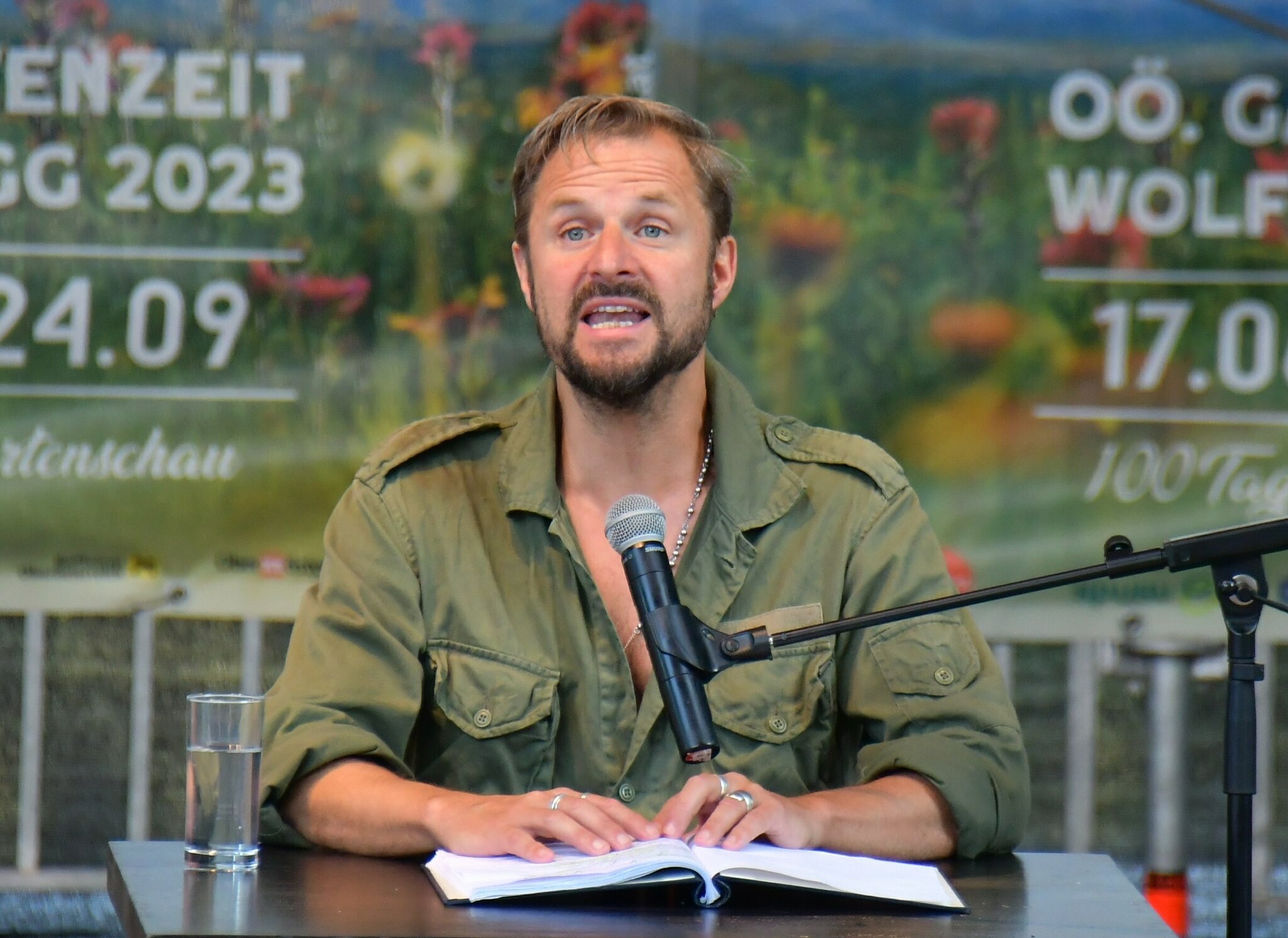 Kultur: Philipp Hochmair & Country-live auf der Panoramabühne - Vöcklabruck