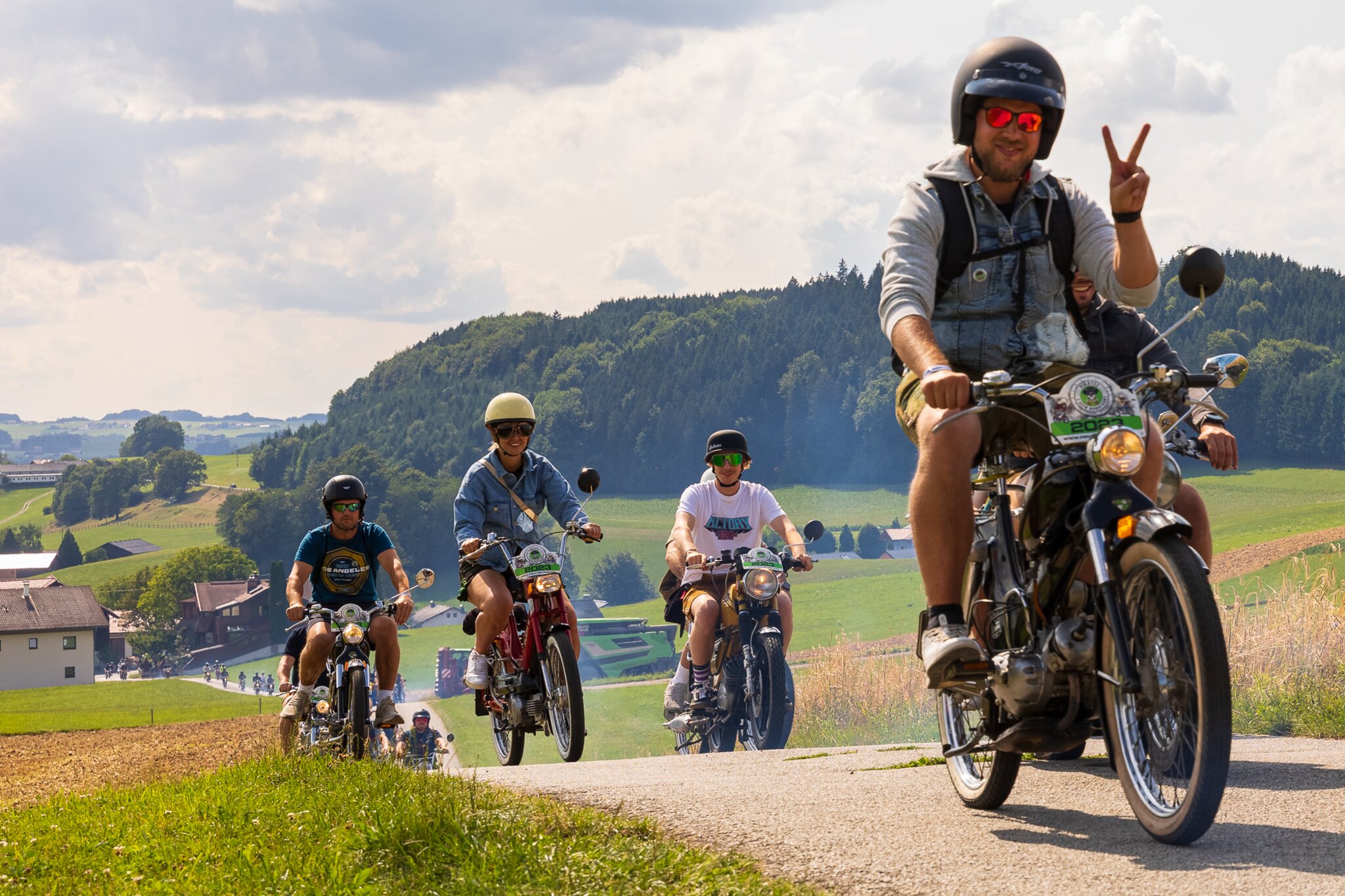 Piratez Mofa Club aus Lochen unterwegs: Mit 280 Mofas auf Seen-Tour ...