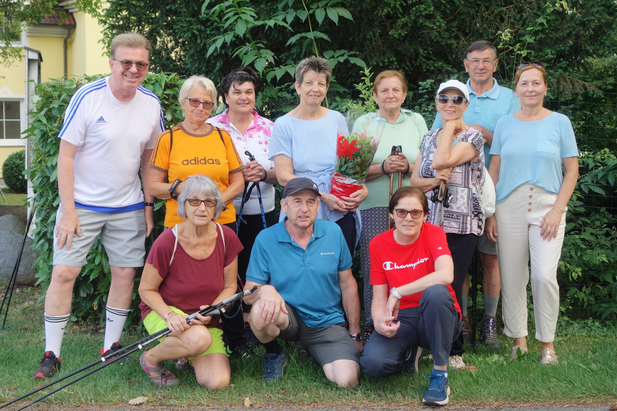 Susanne Hausensteiner feiert ihren Siebziger mit den "Happy Walkers ...