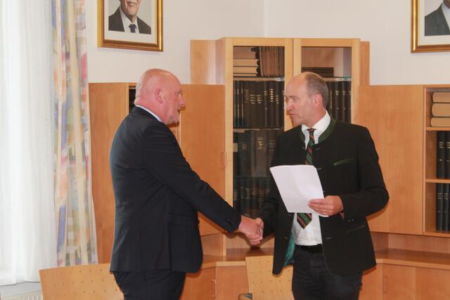 Gemeinderatssitzung in Allhaming: Karl Kastner (ÖVP) als Bürgermeister ...