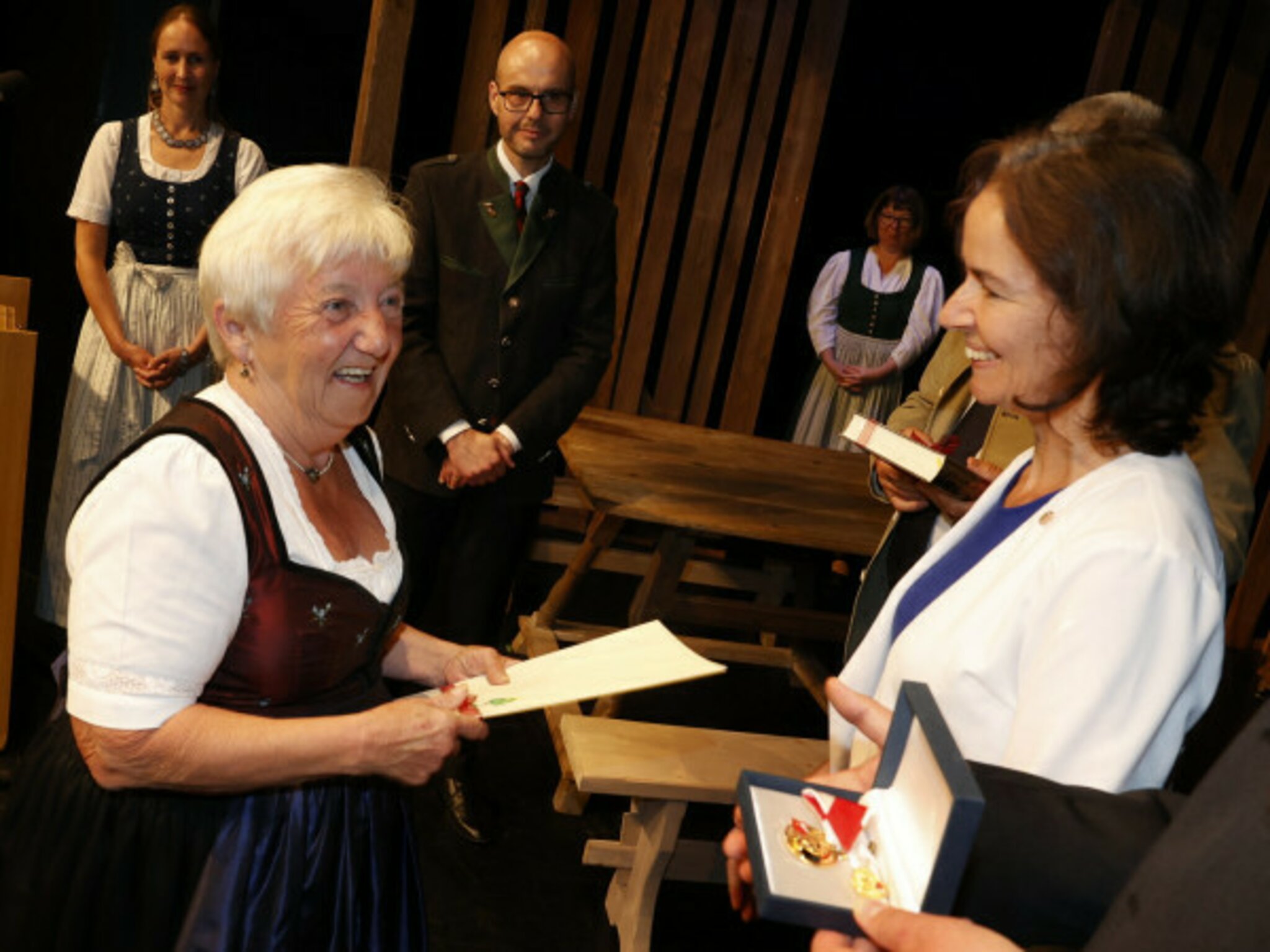 Hohe Auszeichnung: Walpurga Zeppetzauer seit mehr als 50 Jahren im Trachtenverein D´Ischler ...