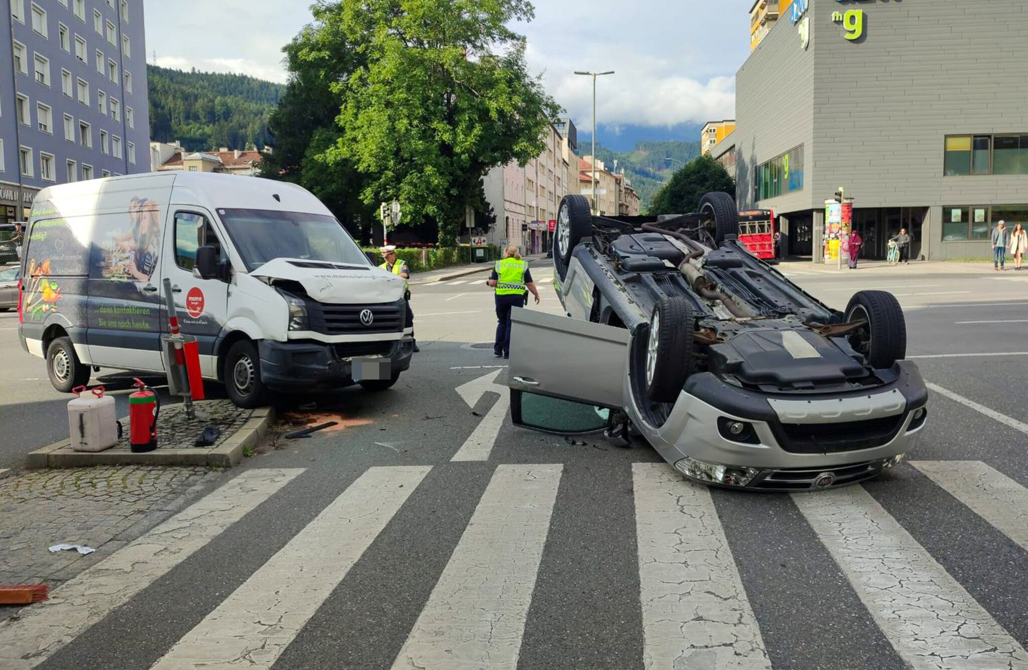 Unfall mit schwerem Sachschaden: Pkw landete nach Crash auf dem Dach ...
