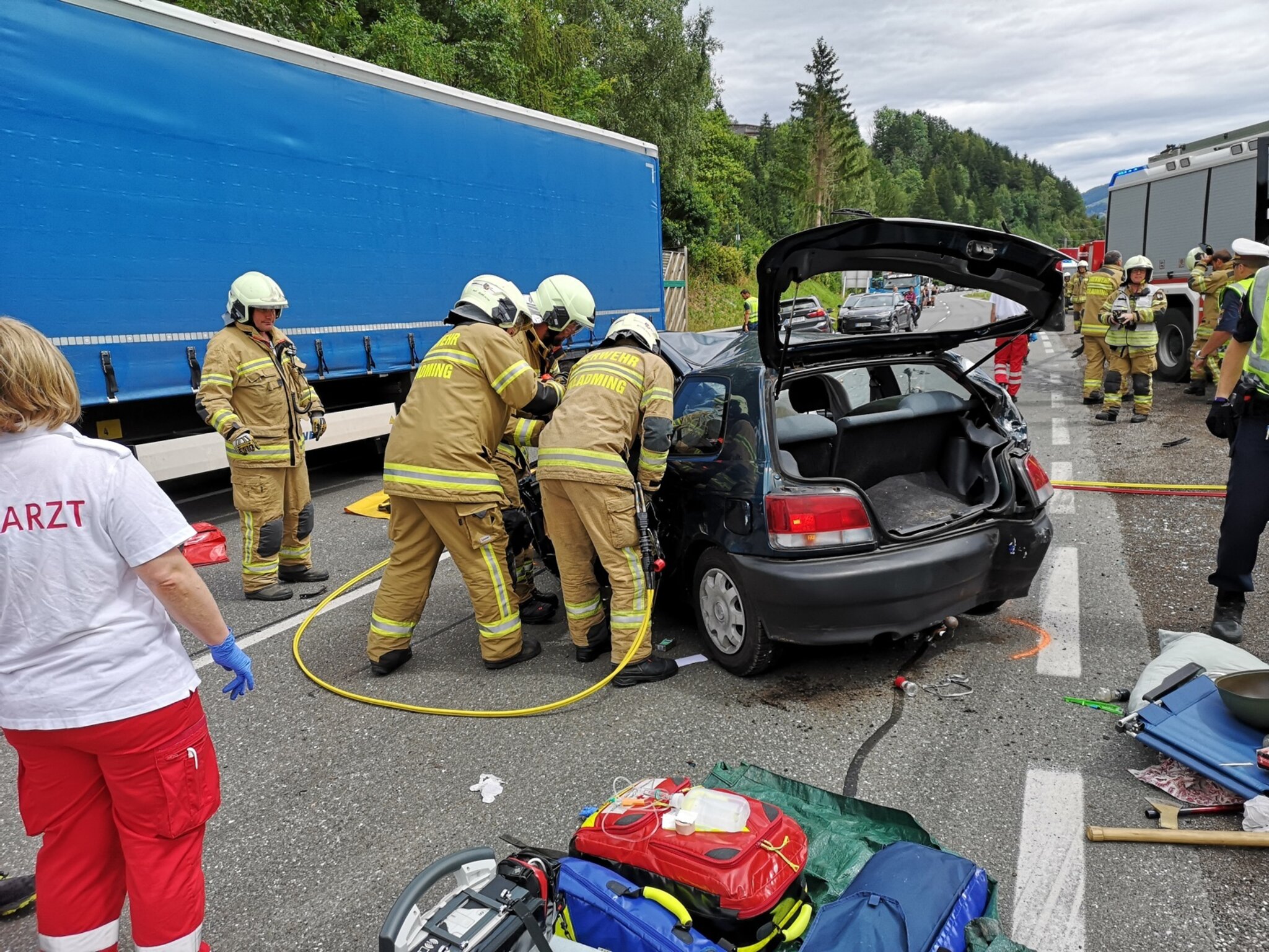 Kollision zwischen mehreren Fahrzeugen: Zwei Personen nach Unfall verletzt - Liezen