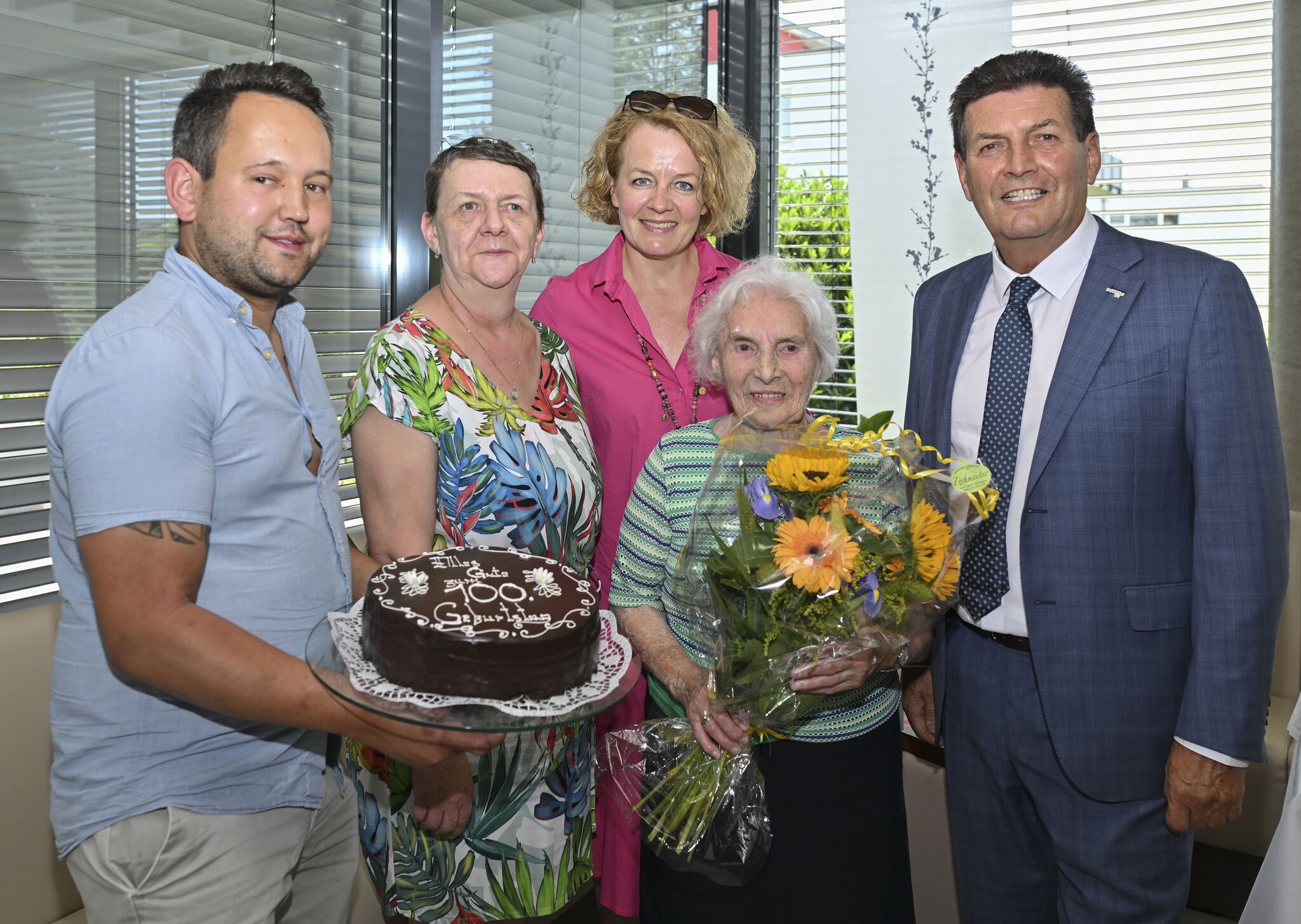 Fit wie ein Turnschuh: Angela Brunner lässt es mit 100 Jahren noch ...