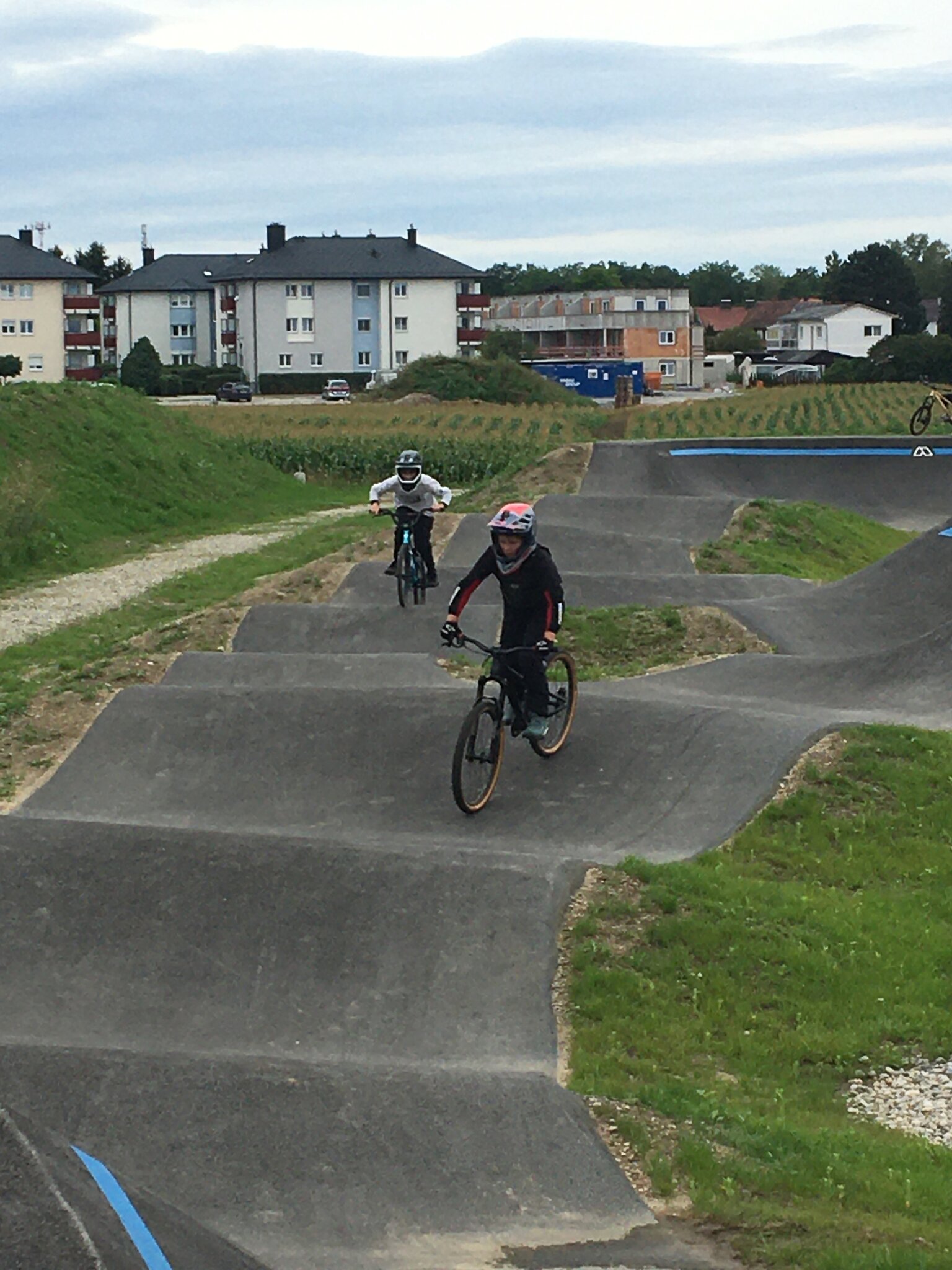 Freizeitpark Herzograd: Großer Andrang bei Pumptrackbahn-Eröffnung - Enns