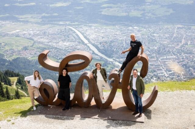 Botschaft der Liebe: „LOVE HATE“-Skulptur über Innsbruck - Innsbruck