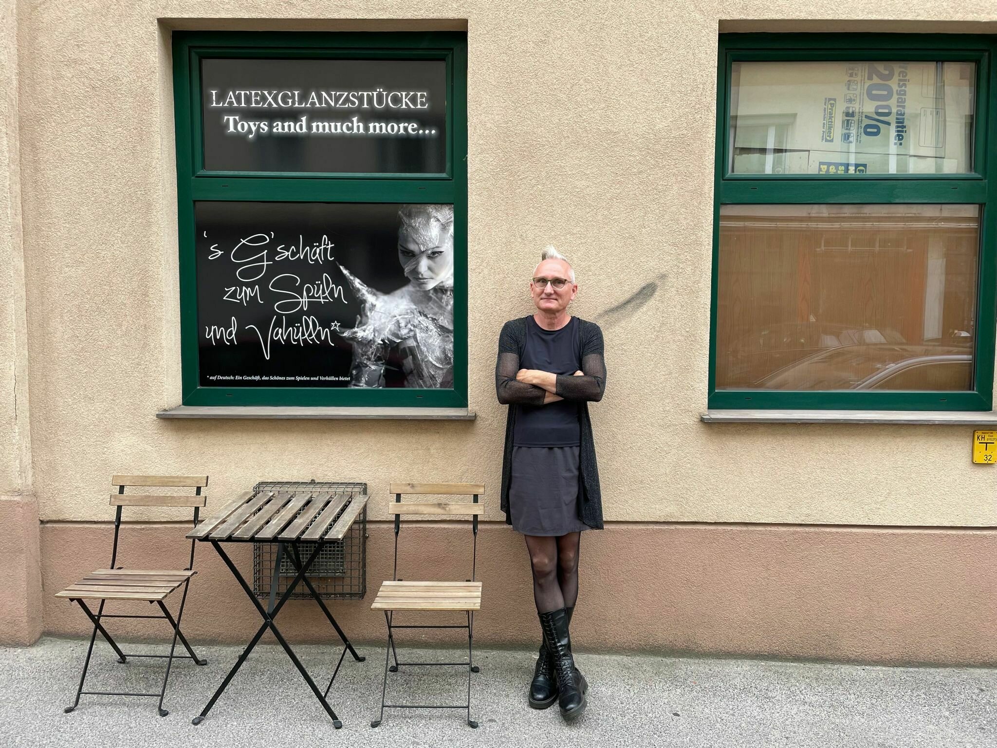 Erotikshop: Zwischen Latex und lustvollen Käfigen in der ...