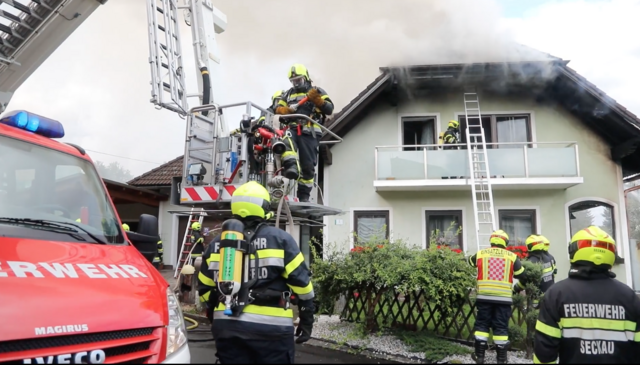 Drei Verletzte nach Vollbrand: Feuerwehrgroßeinsatz in Seckau - Murtal