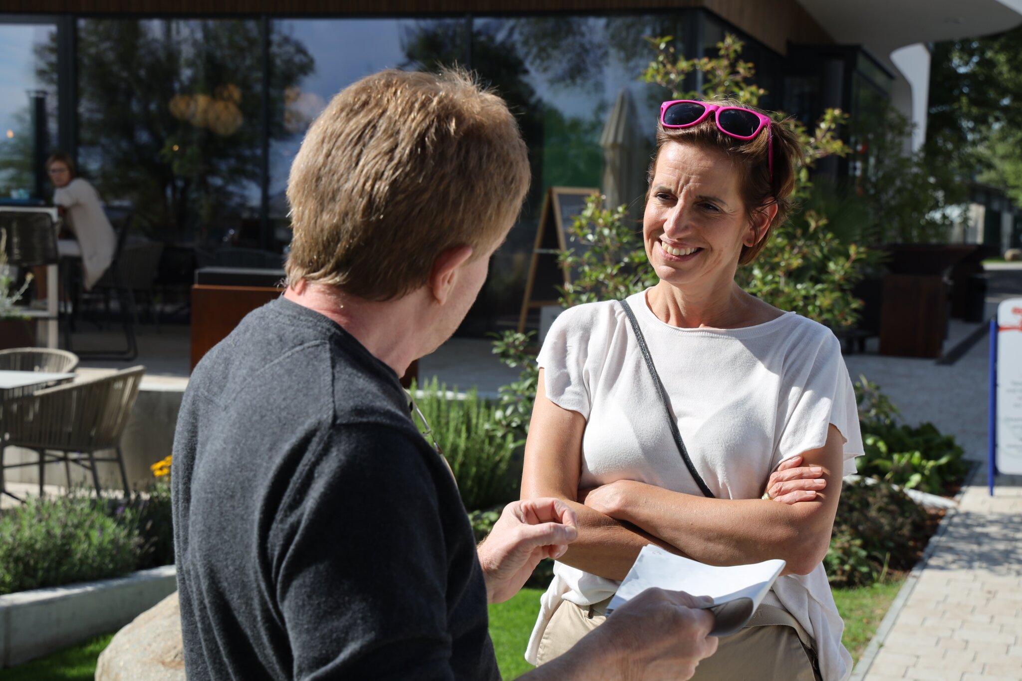Gespräch mit Indra Collini: NEOS machen mit Bankerl-Tour Halt in Horn - Horn
