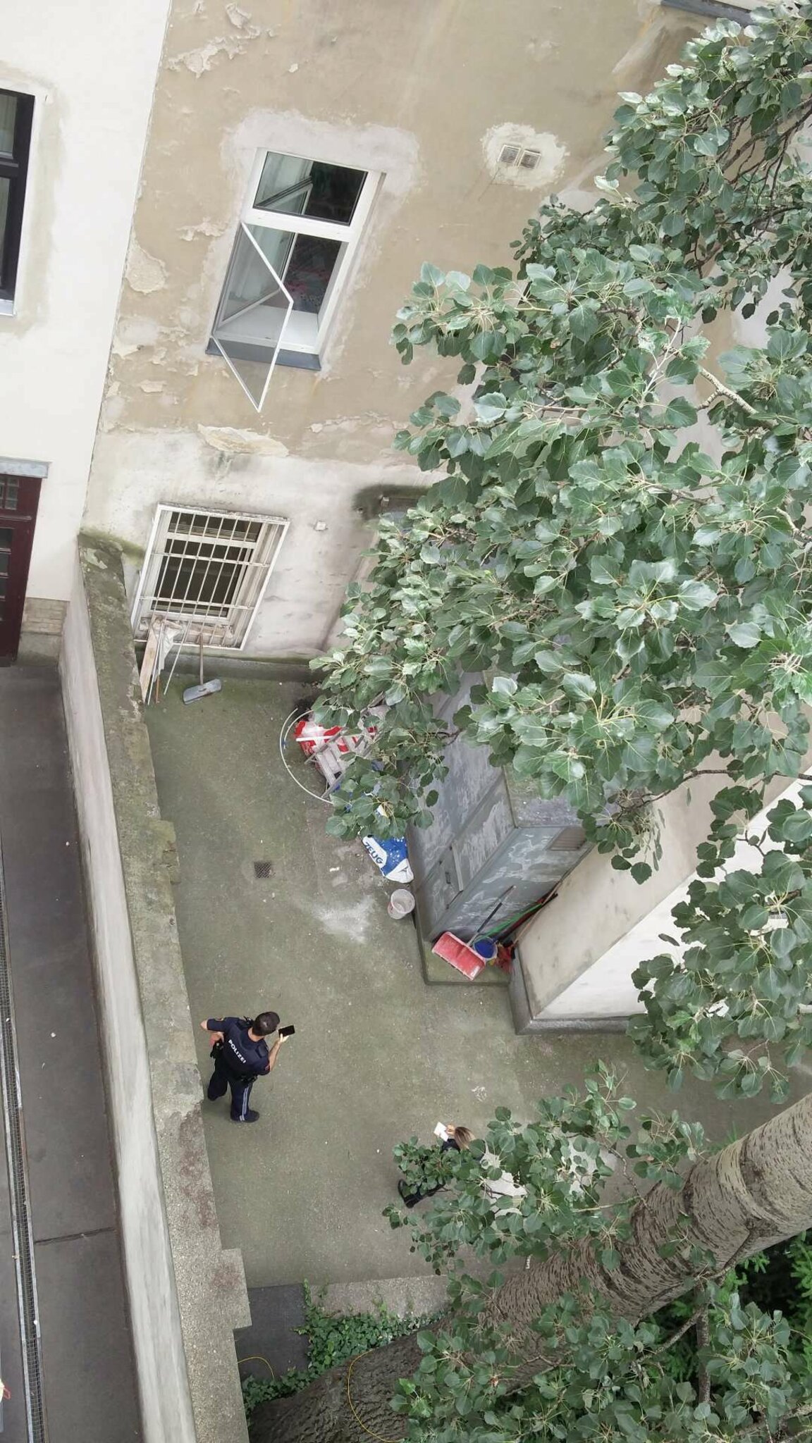 Zustand kritisch: Kleinkind stürzt in Ottakring aus dem Fenster - Ottakring