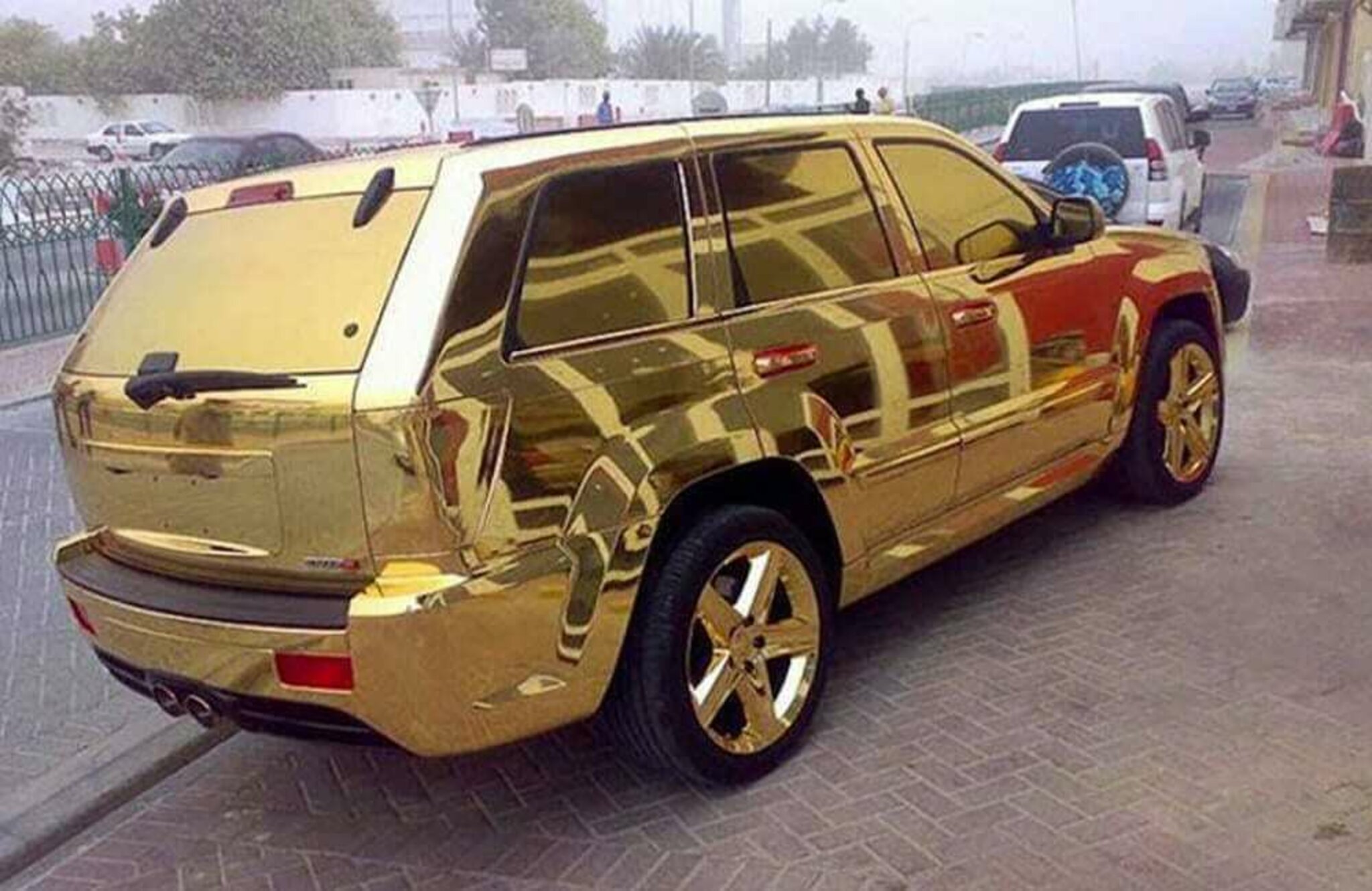 Ein goldenes Auto in Dubai.: Goldenes Auto - Wien