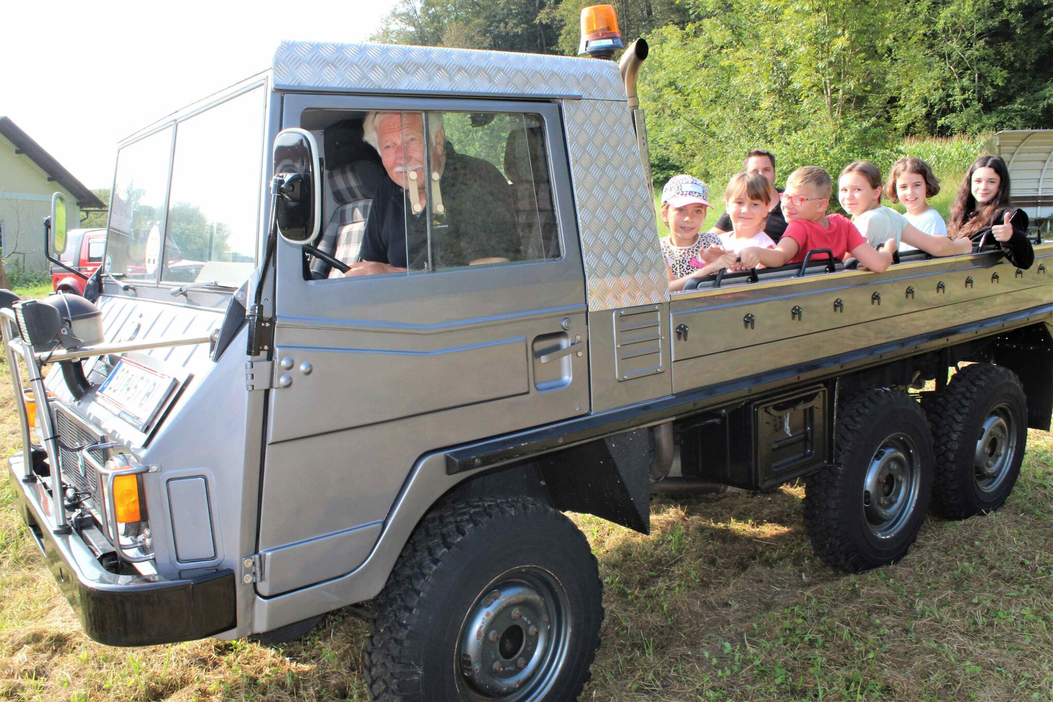 "Offroad-Ferien": Für 25 Kids ging es im Geländewagen auf und ab ...