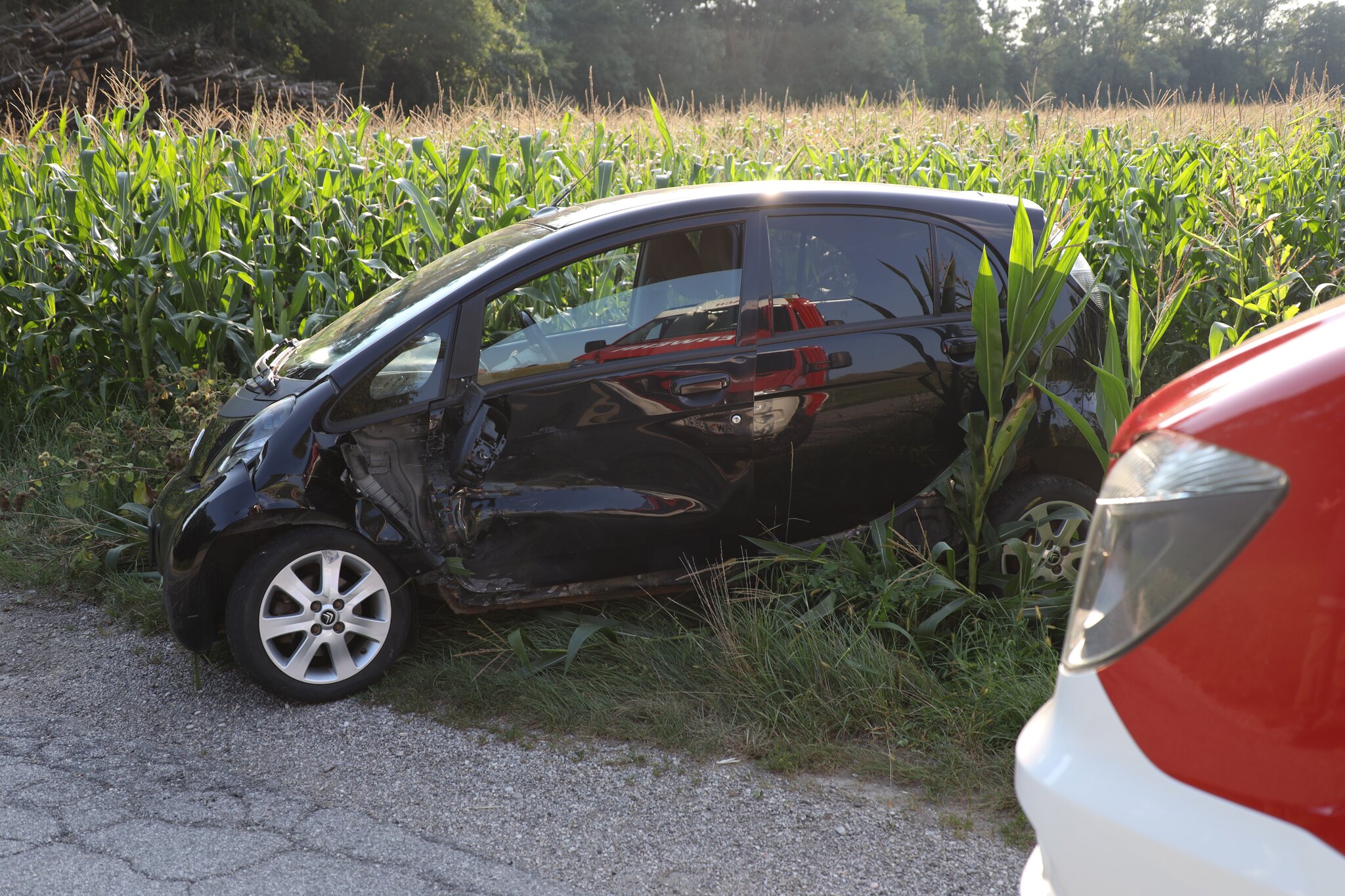Heftiger Unfall in Pichl bei Wels: Kreuzungscrash endet im Maisfeld