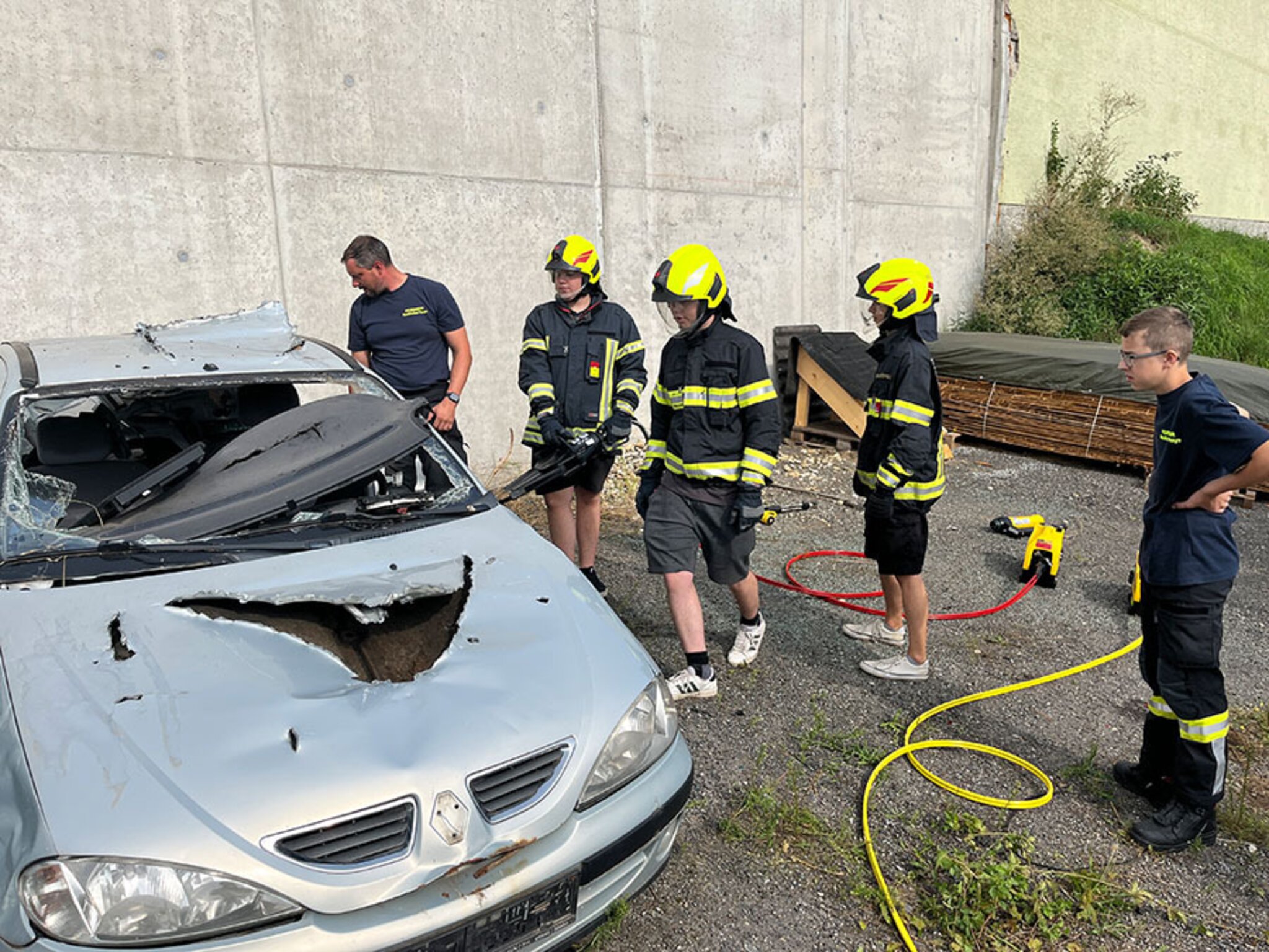 Feuerwehr & Rotes Kreuz: Actiontag für Lehrlinge der TE Connectivity ...