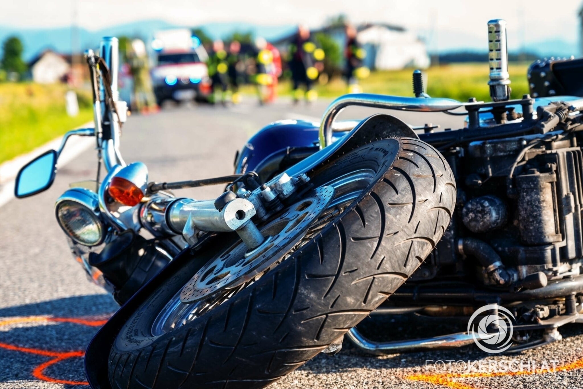 Ohne Helm unterwegs: Motorradfahrer bei Unfall in Stams schwer verletzt - Imst