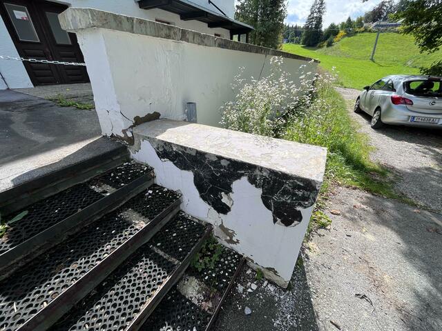 Alte Talstation: Trauriges Erscheinungsbild im Herzen von Igls - Innsbruck