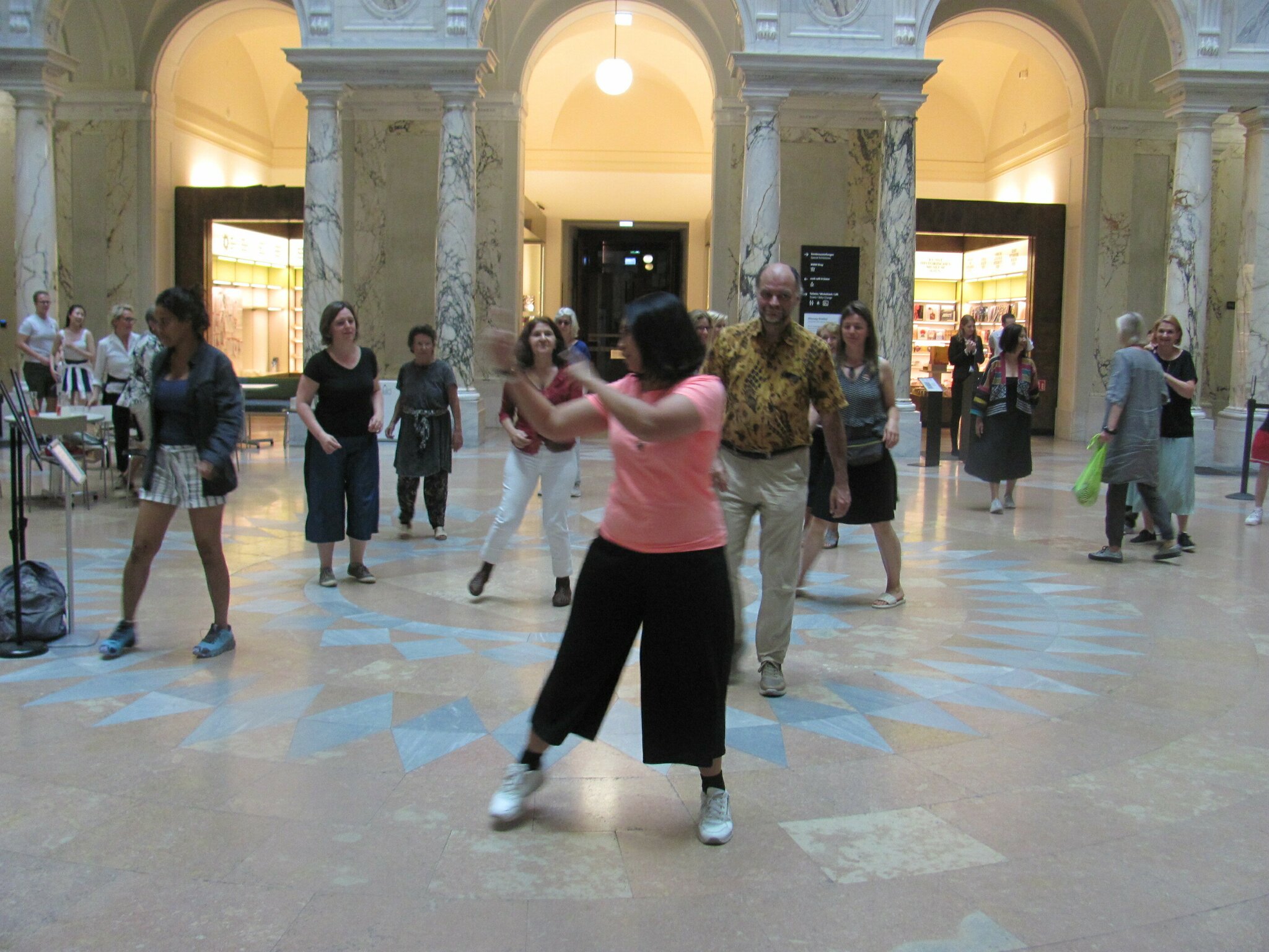 Indonesische Kultur in Österreich: Indonesische Tanzschritte gratis ...