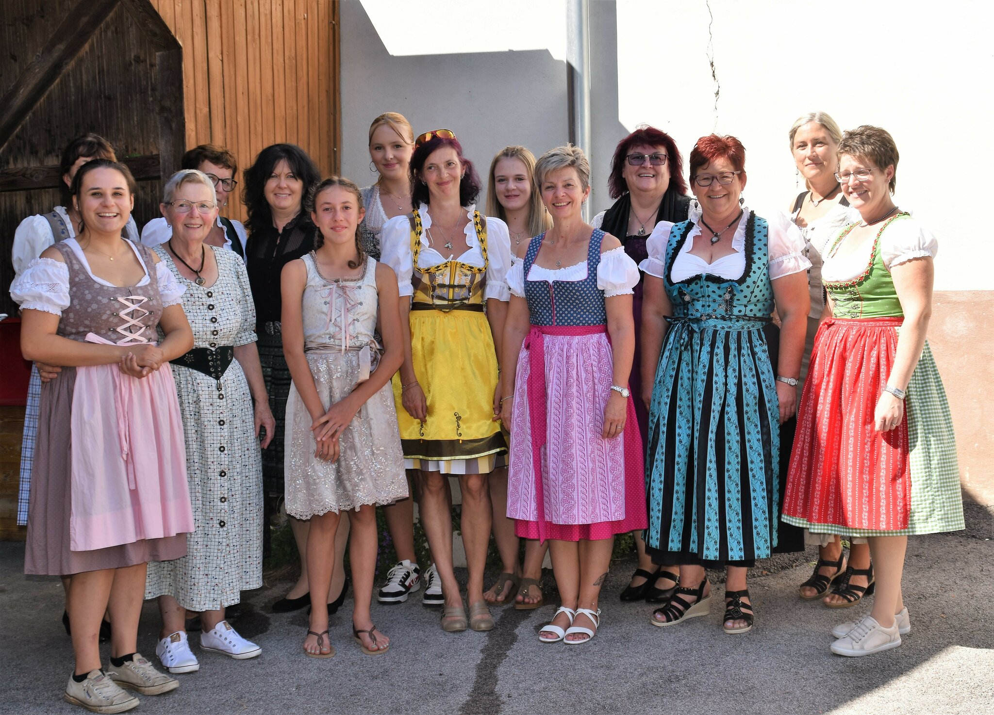 Kistensau und Volksmusik: Das war der Dirndlgwandsonntag in Hollenthon ...