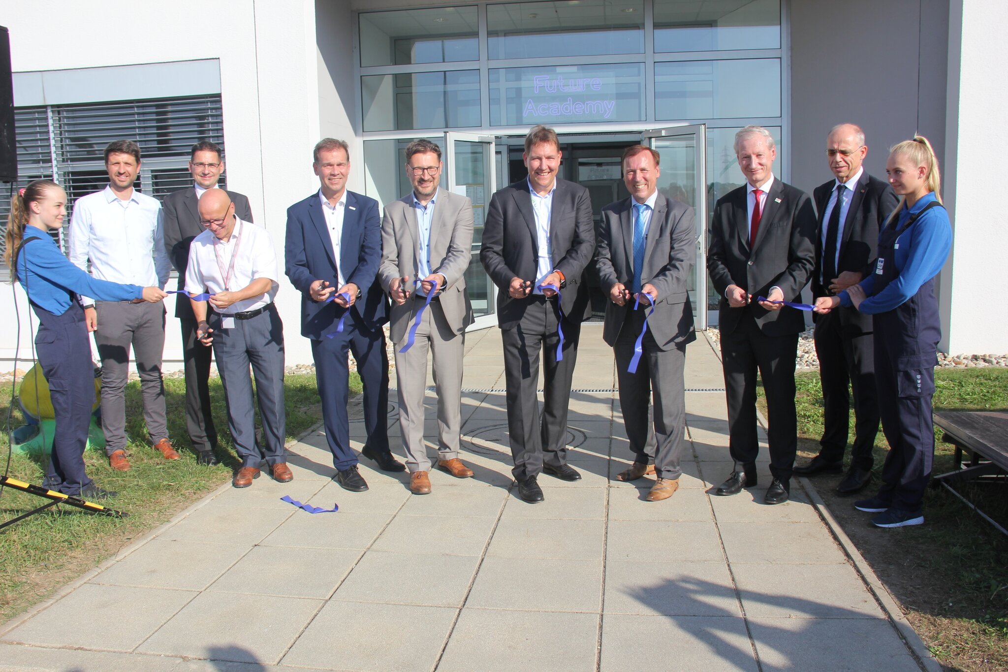 "Future Academy" wurde eröffnet: OMV/TÜV: 50 Lehrlinge in vier ...