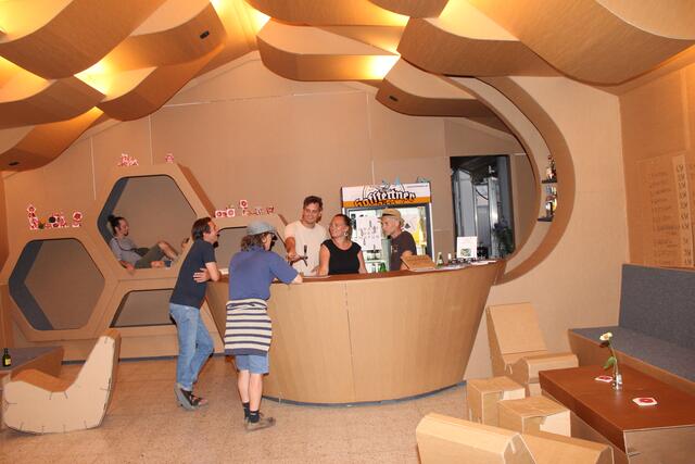 Neues "Pap": Eine Bar komplett aus Karton in Ottensheim - Urfahr-Umgebung