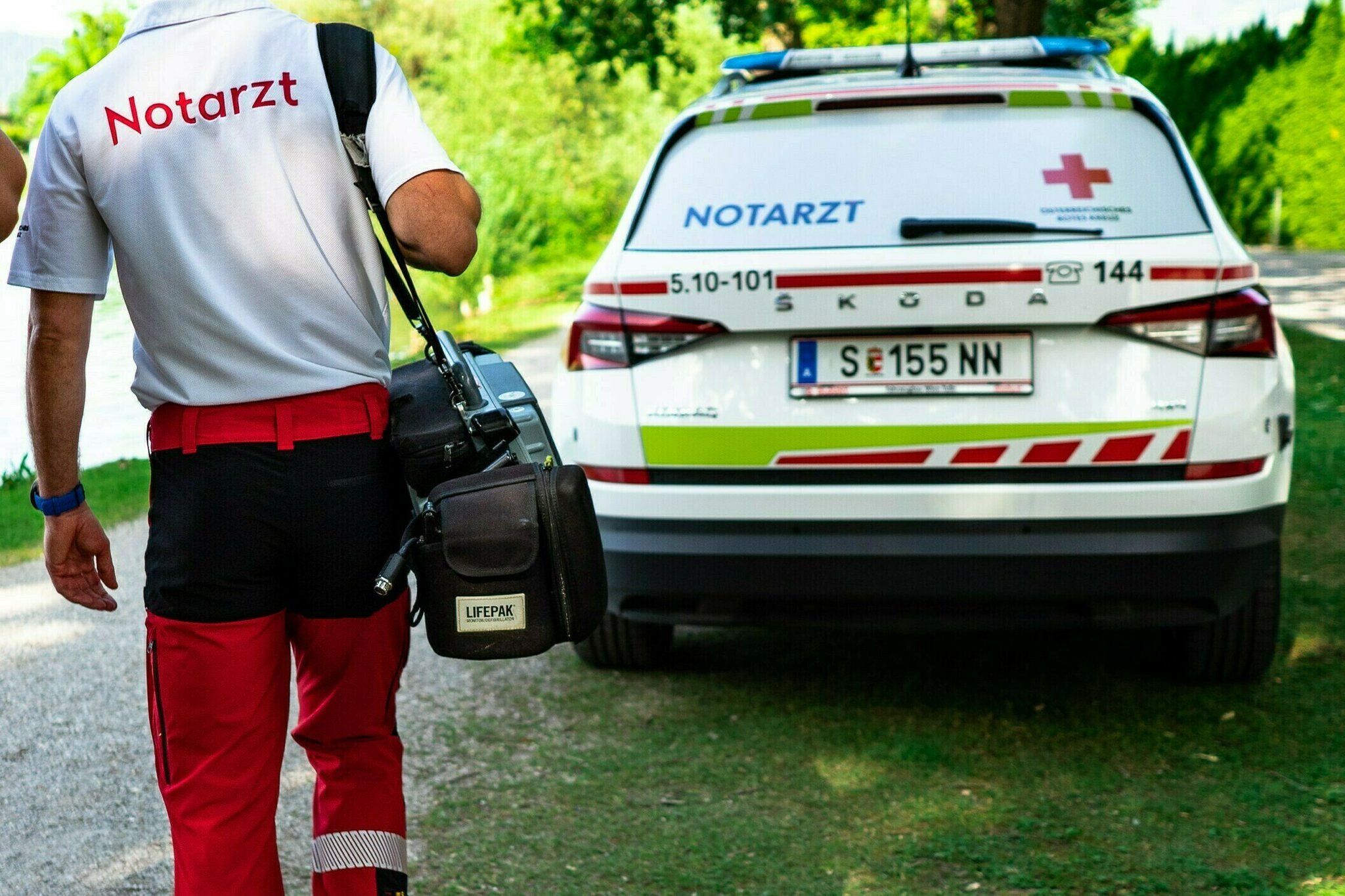 Notarzt im Einsatz: Crash Pkw vs. Lkw beim Badesee in Uttendorf - Pinzgau
