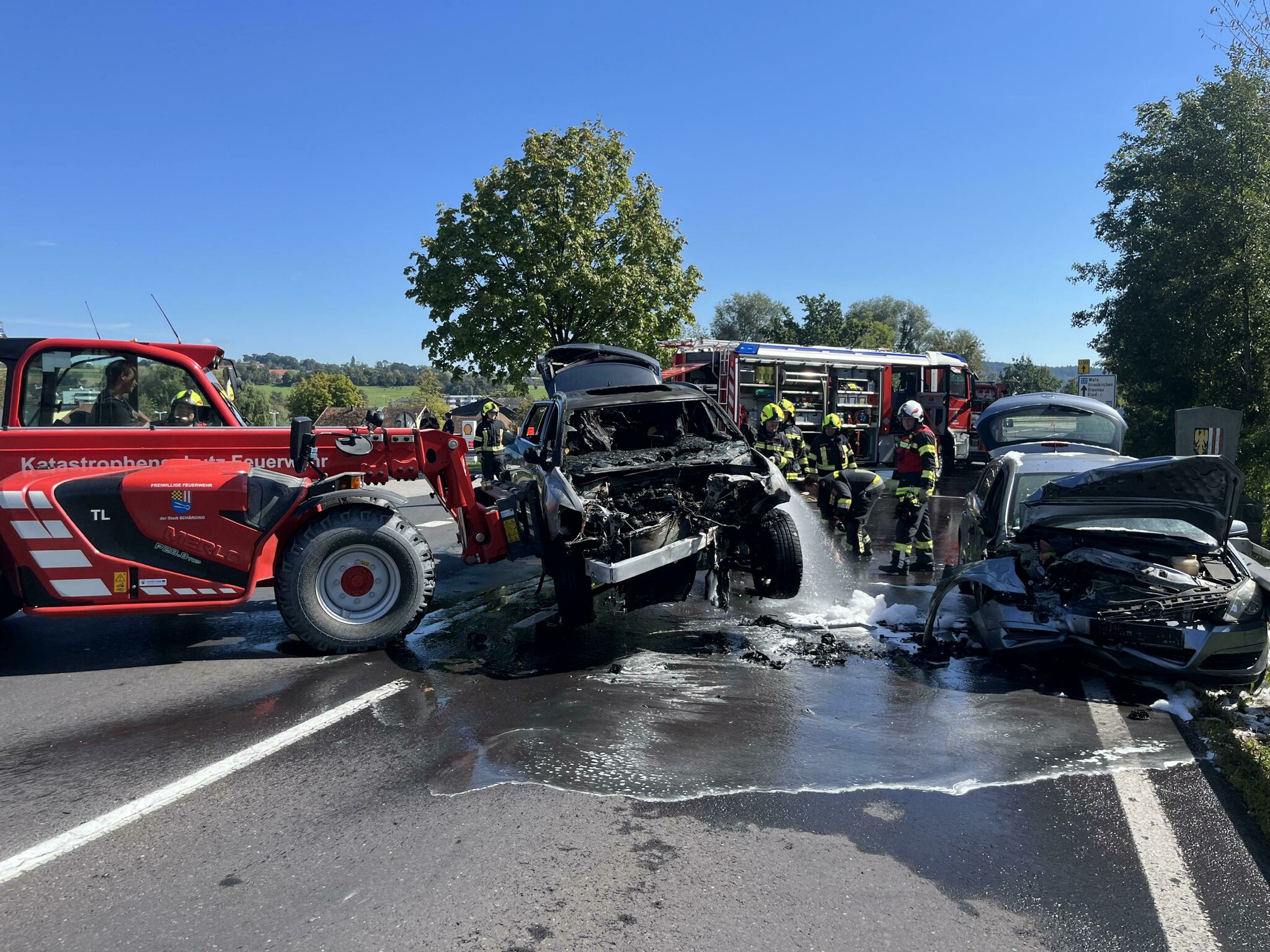 Feuerwehr Schärding im Einsatz: Zwei Autos auf B137 in Vollbrand ...