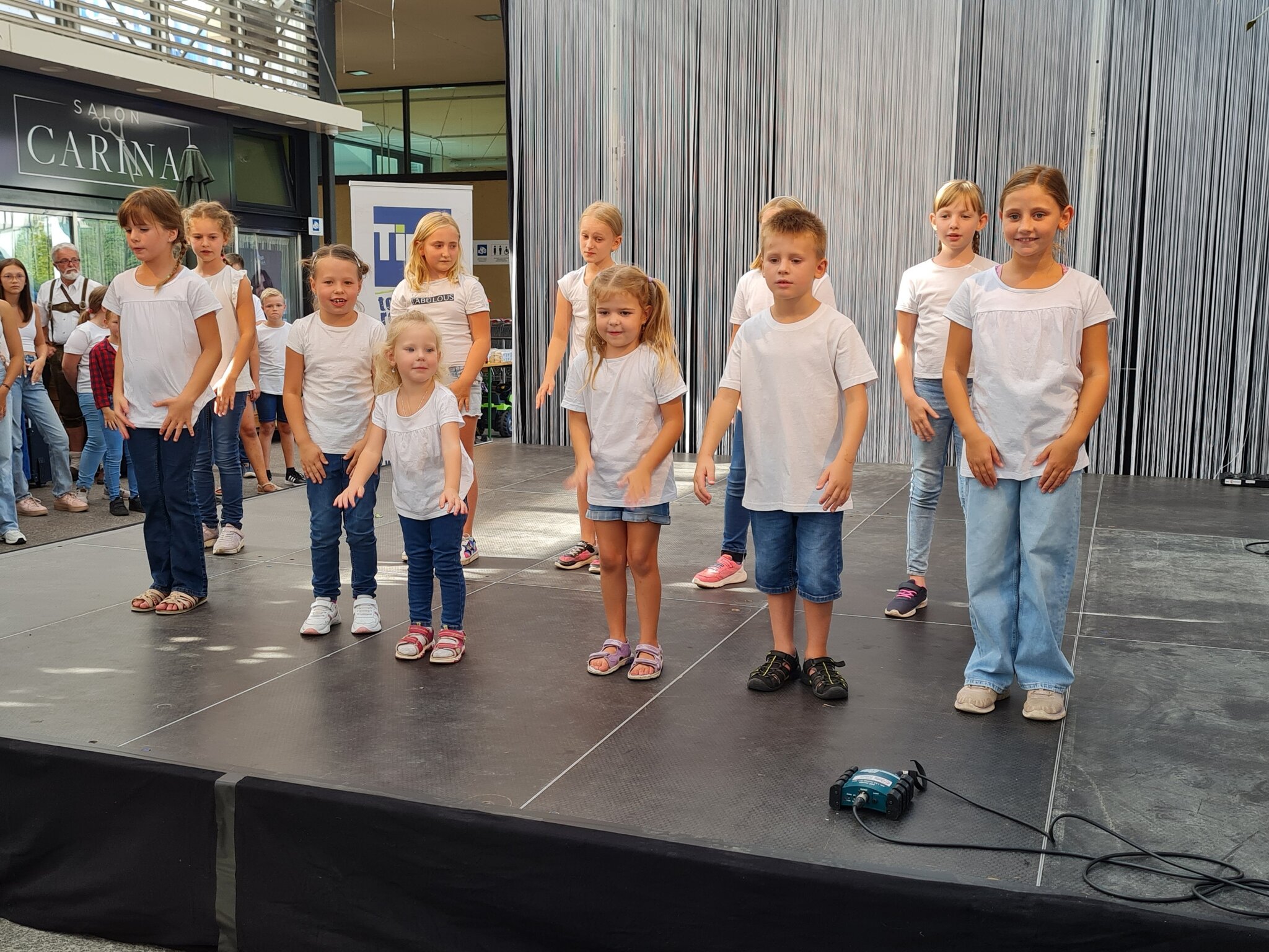 Bildergalerie: Vollbesetzter Innenhof beim Herbstfest im Zentrum ...