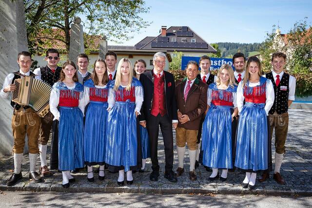 Neue Hymne präsentiert: "Kärntner VolksKultTour" machte Halt in Gurk ...