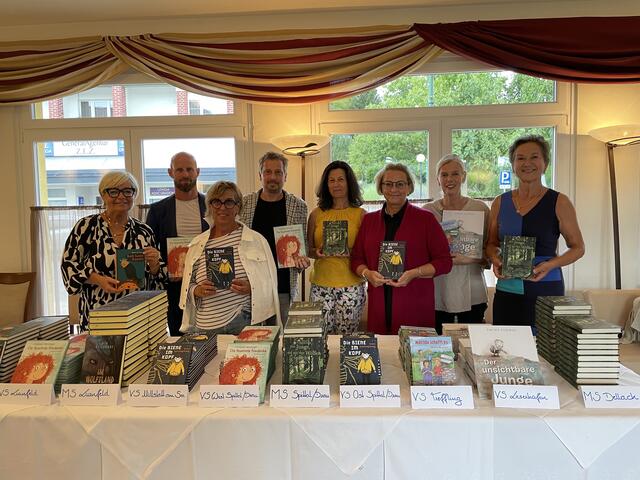 Bücherspende für Oberkärntner Schulen: Klassenlektüre gegen Mobbing und ...