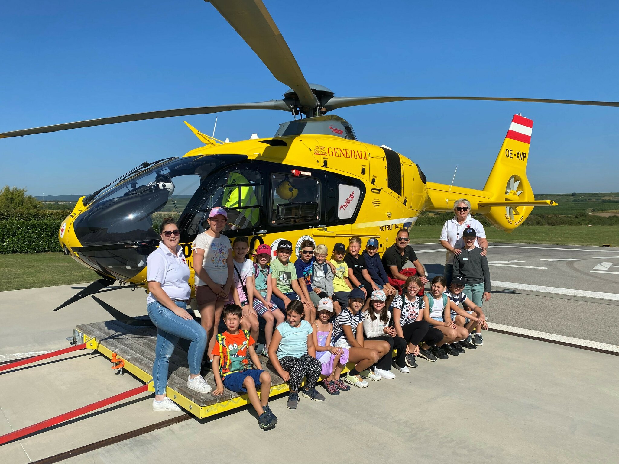 Retzer Jugendrotkreuz besucht Rettungshubschrauber Christophorus 2 ...