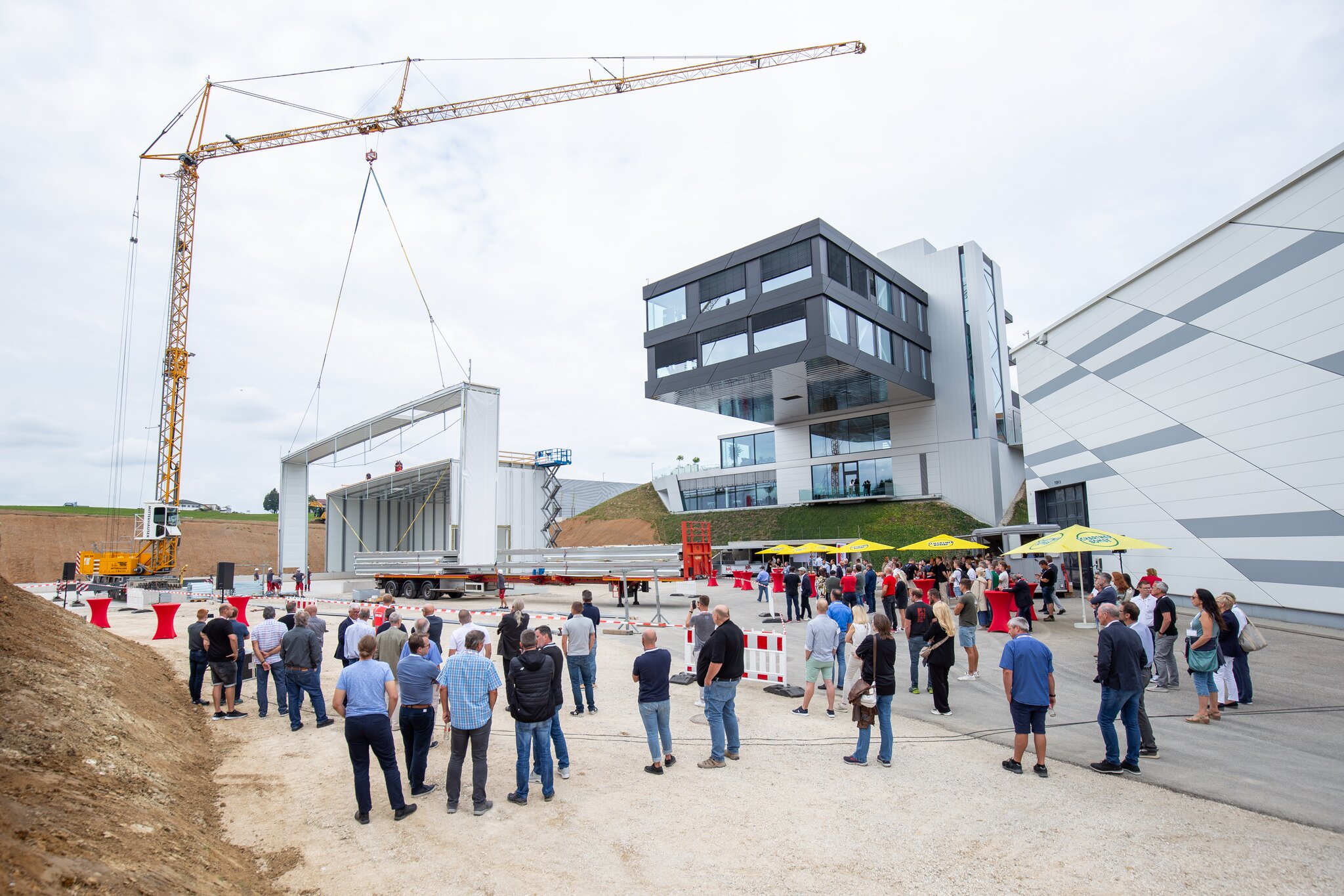 In Vöcklamarkt: Domico stellt Element-Halle live vor Publikum auf - Vöcklabruck