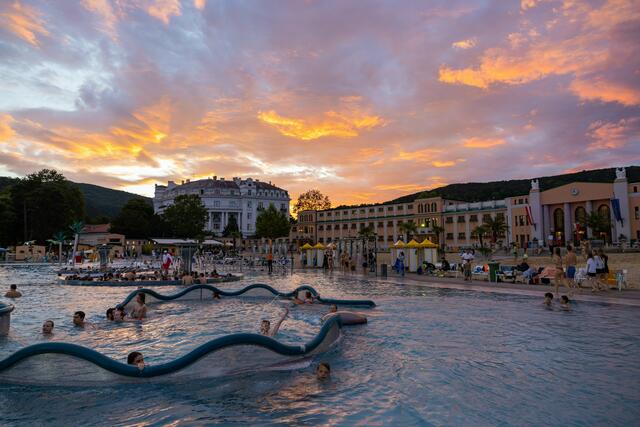 Erfolgreich: Strandbad Baden feiert 200.000ste Besucherin der Saison ...