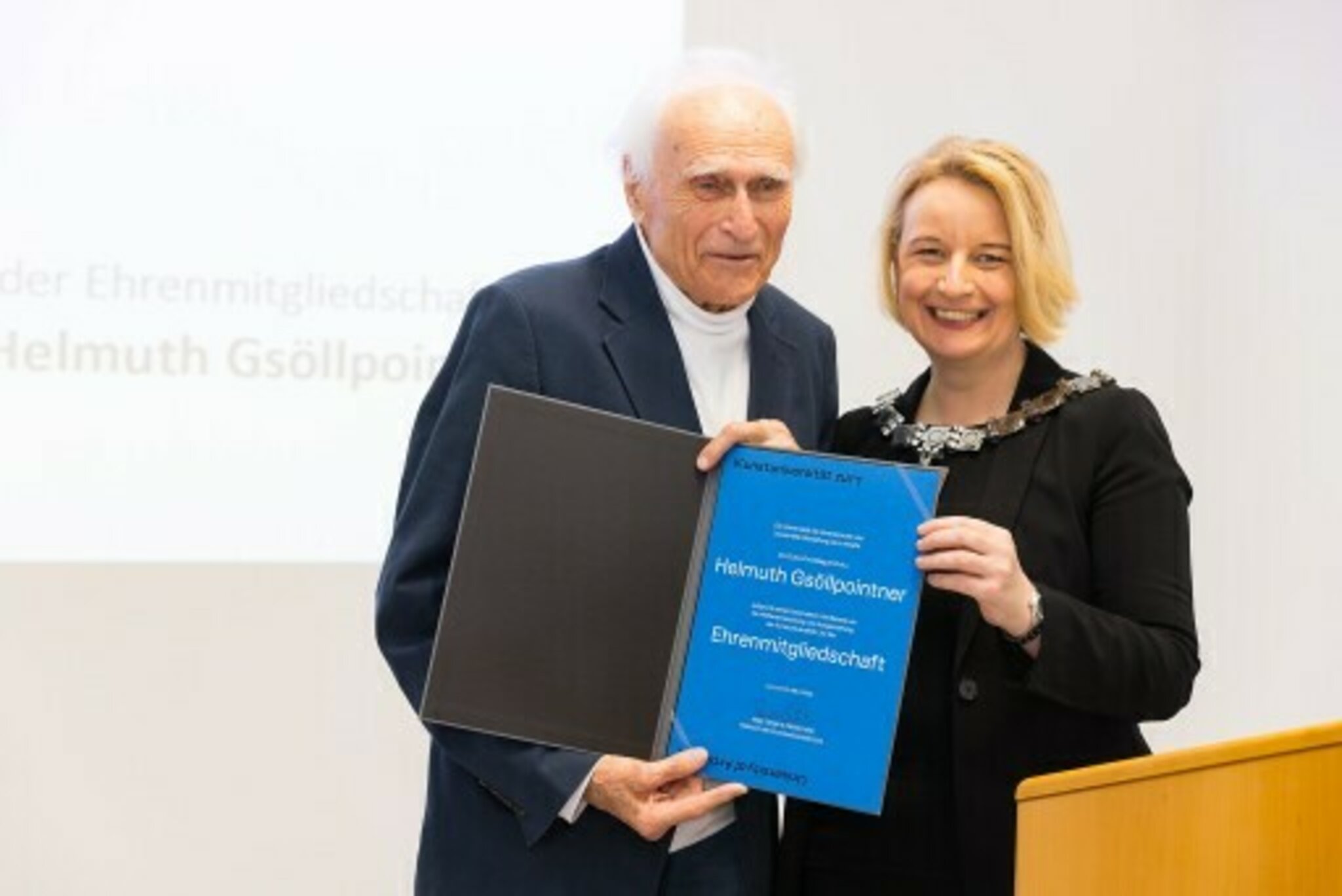 Linzer Persönlichkeit: Künstler und Professor Helmuth Gsöllpointner ...