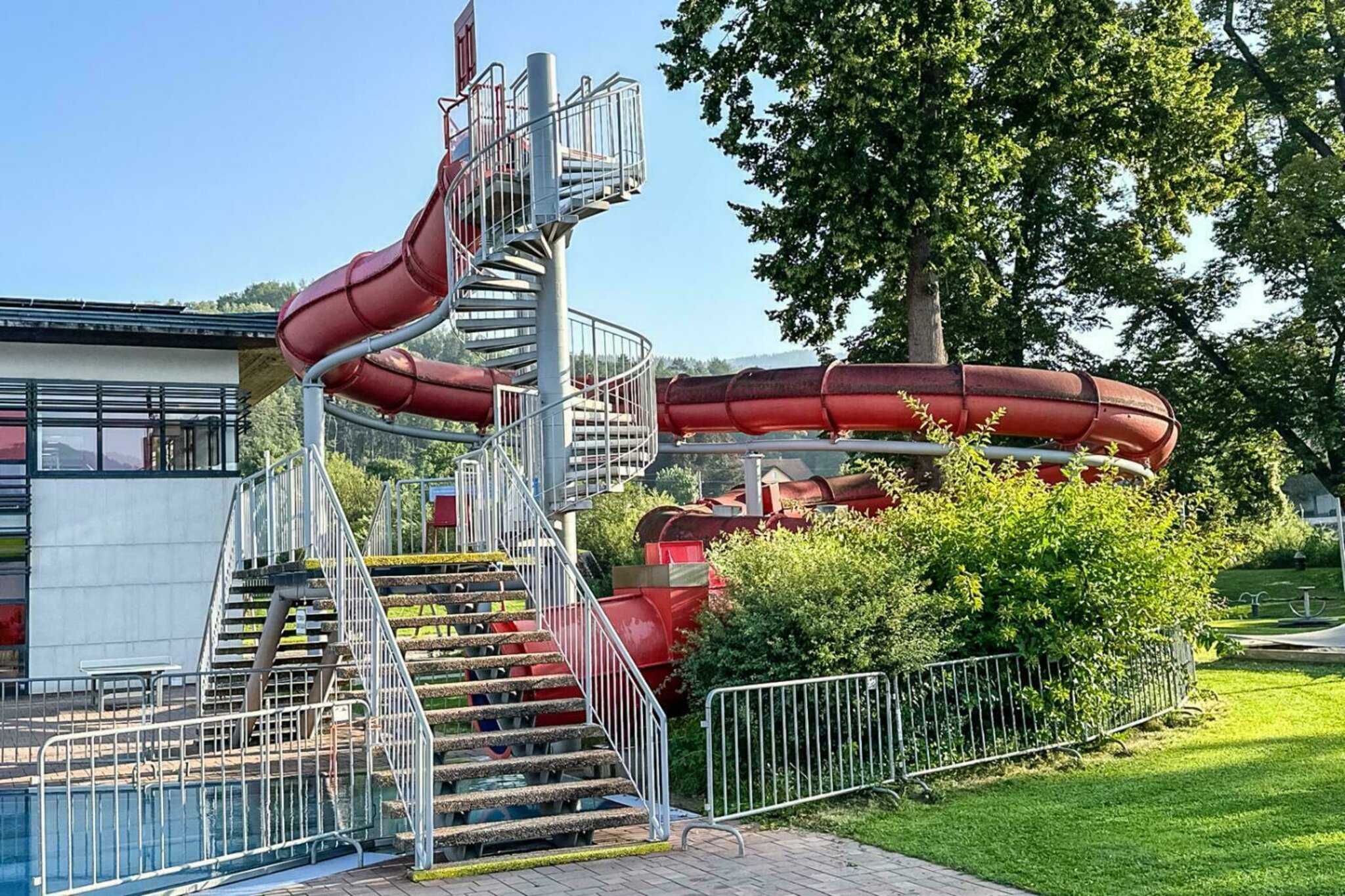 Zum Ersten, zum Zweiten, ...: Aubad-Wasserrutsche um 25.000 Euro ...