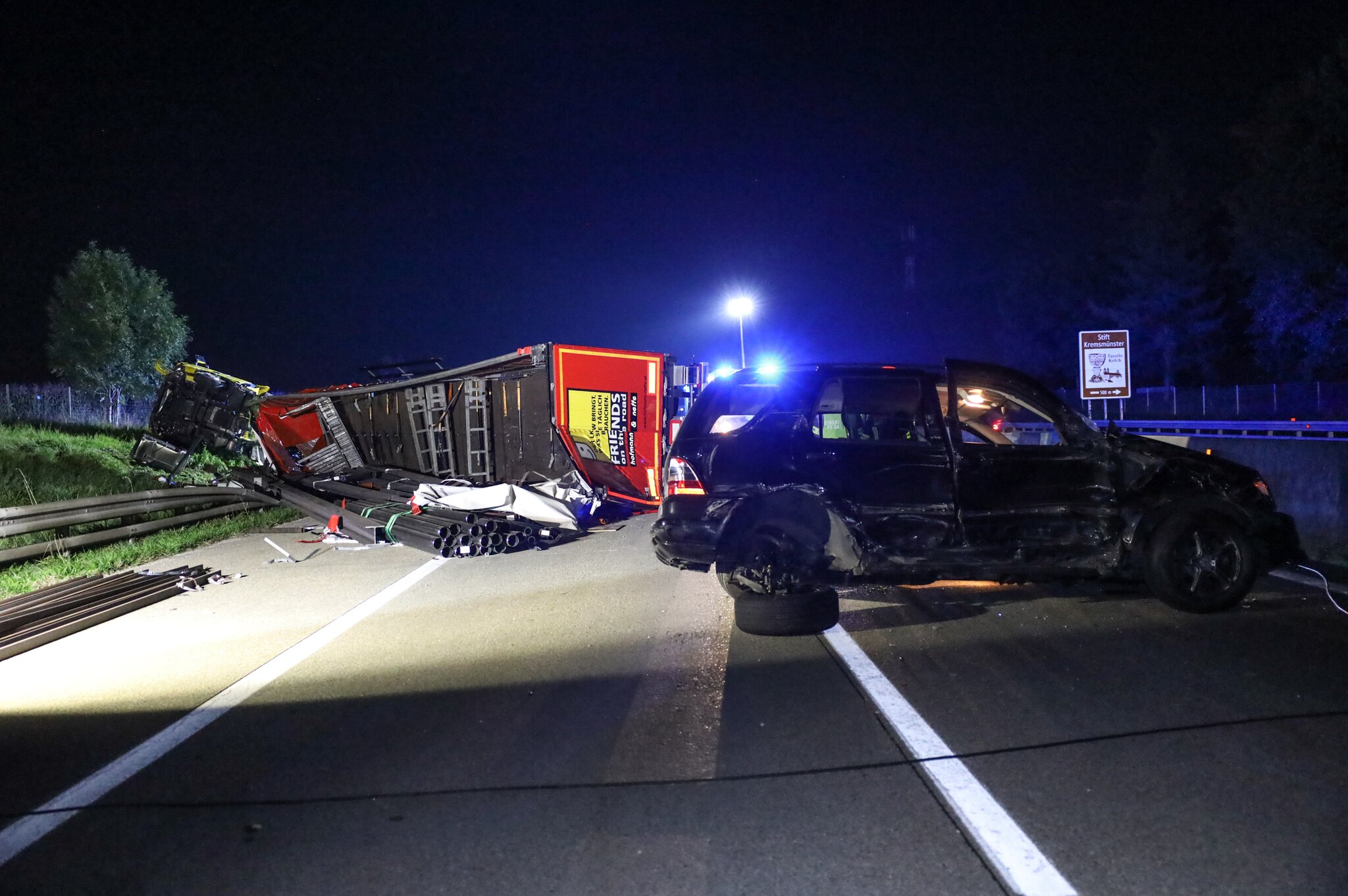 Lkw klemmt Pkw ein: Autofahrer überlebt Horror-Unfall auf A1 bei Sattledt - Wels & Wels Land