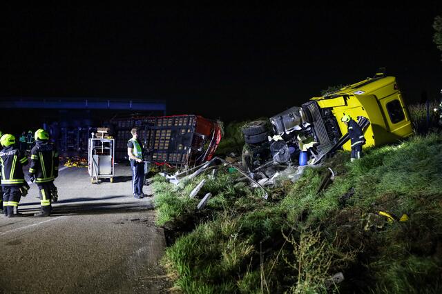 Lkw klemmt Pkw ein: Autofahrer überlebt Horror-Unfall auf A1 bei Sattledt - Wels & Wels Land