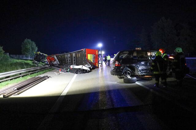 Lkw klemmt Pkw ein: Autofahrer überlebt Horror-Unfall auf A1 bei Sattledt - Wels & Wels Land