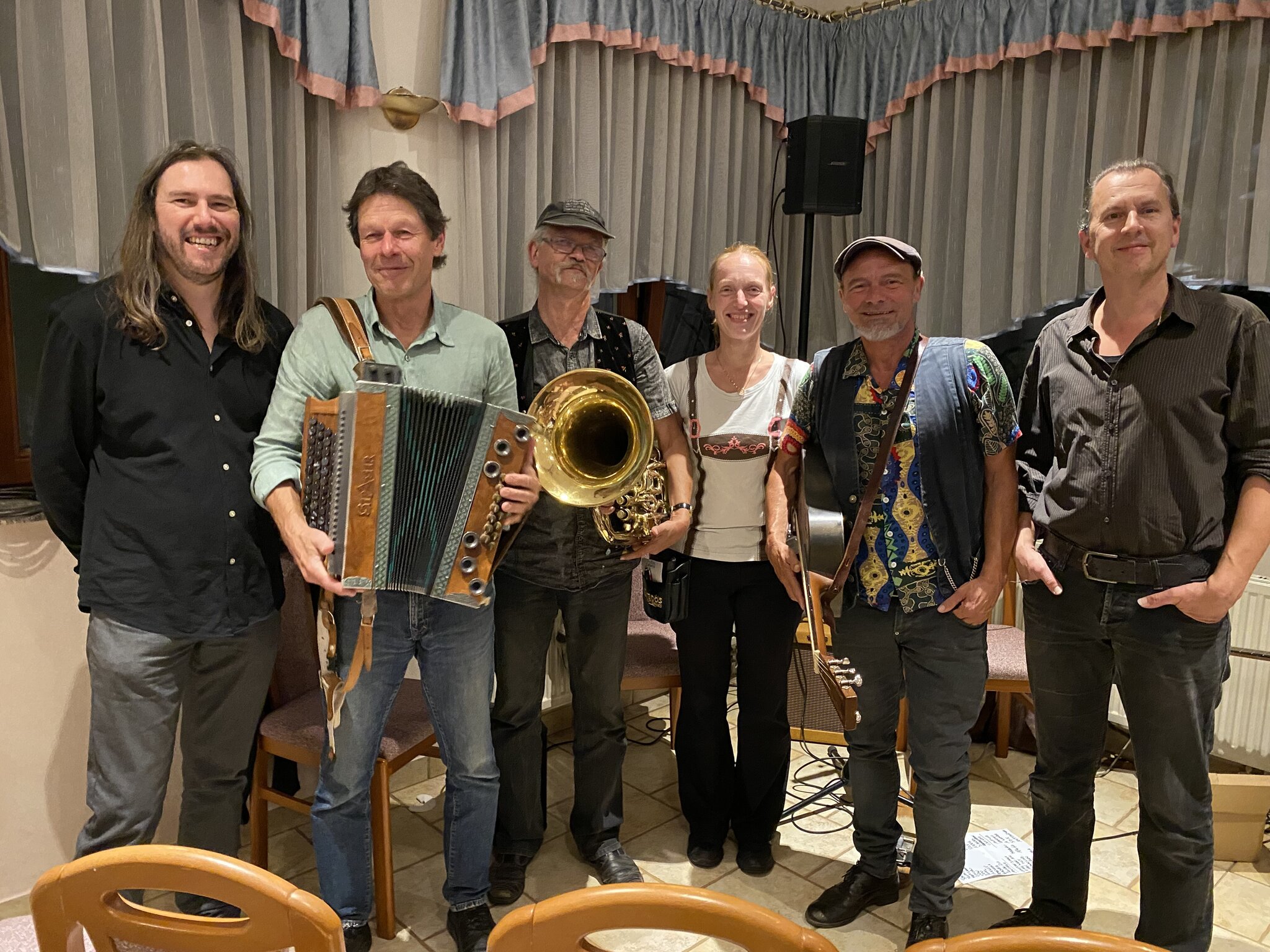 Volles Gasthaus Hubmann in Wutschdorf: Kaischlabuam begeistern mit ...