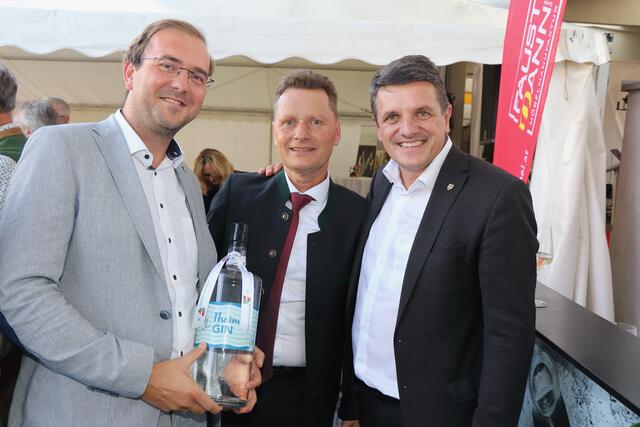 St. Johann in der Haide: Landeswappen für Faustmann Möbelmanufaktur ...